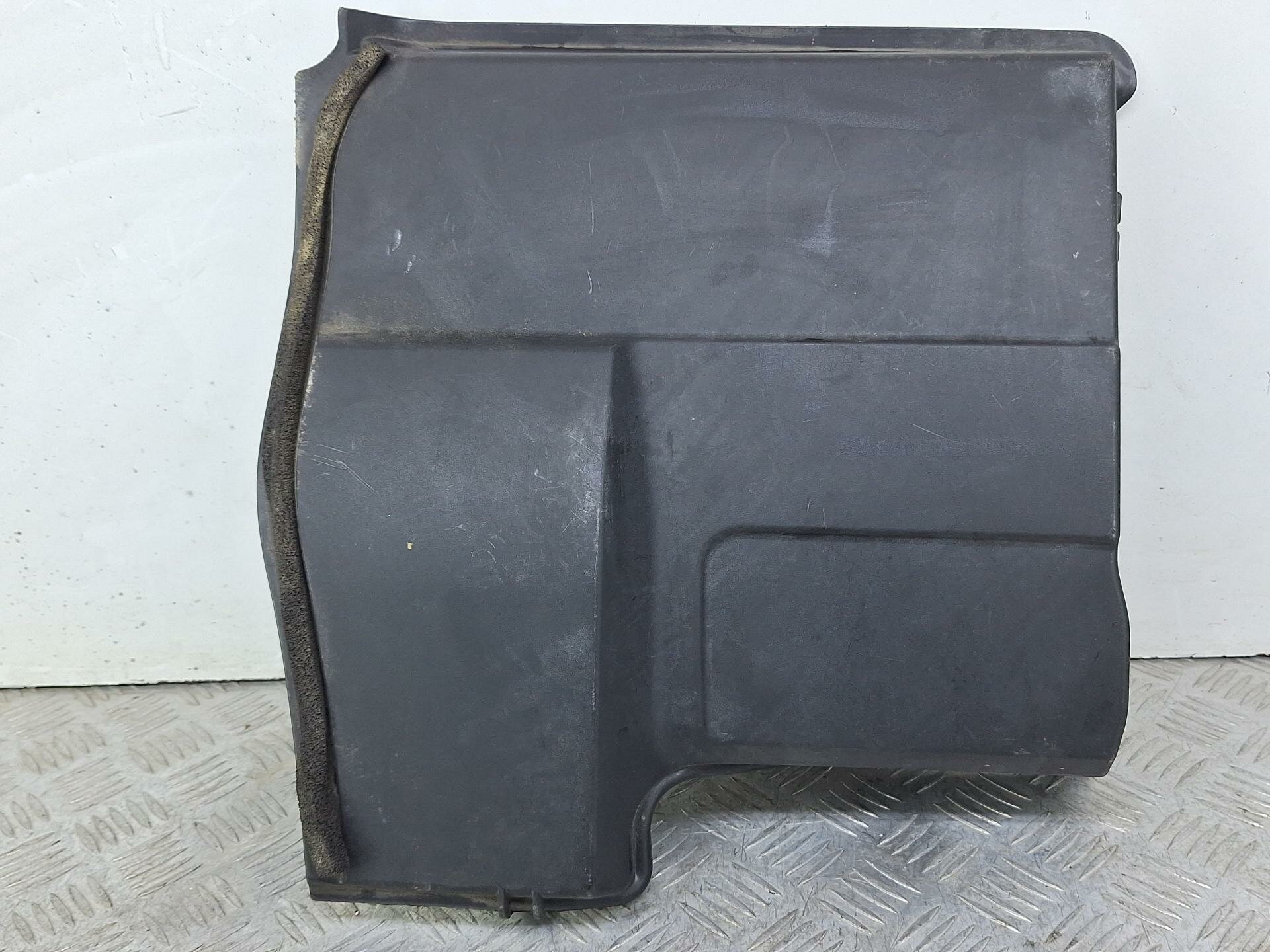 Крышка аккумулятора Land Rover Discovery 3 L319 2007 DWN500032