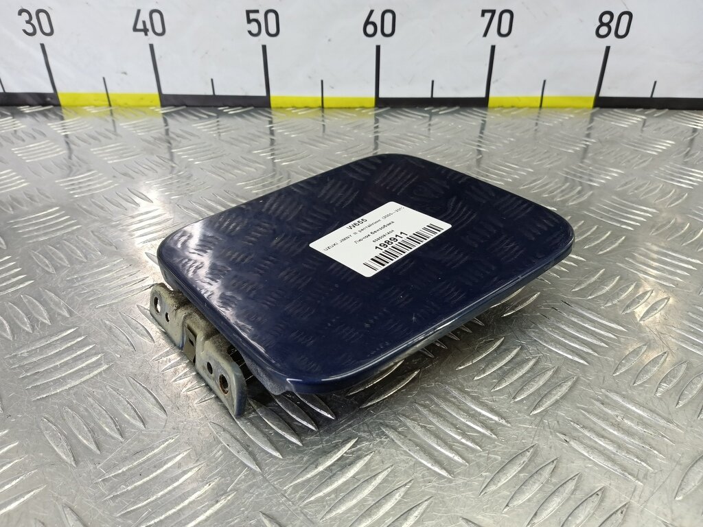 Лючок бензобака Б/У для SUZUKI JIMNY III рестайлинг (2005—2012) 6595081A04