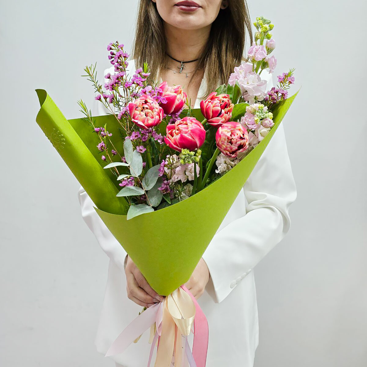 Букет комплимент с тюльпанами, маттиолой, хамелациум розовый весенний