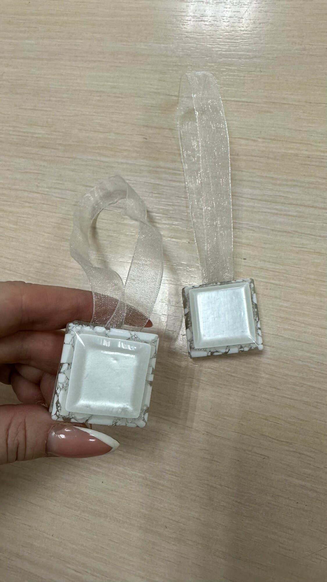 Подхват магнитный на ленте квадрат белый с обрамлением, 1 шт