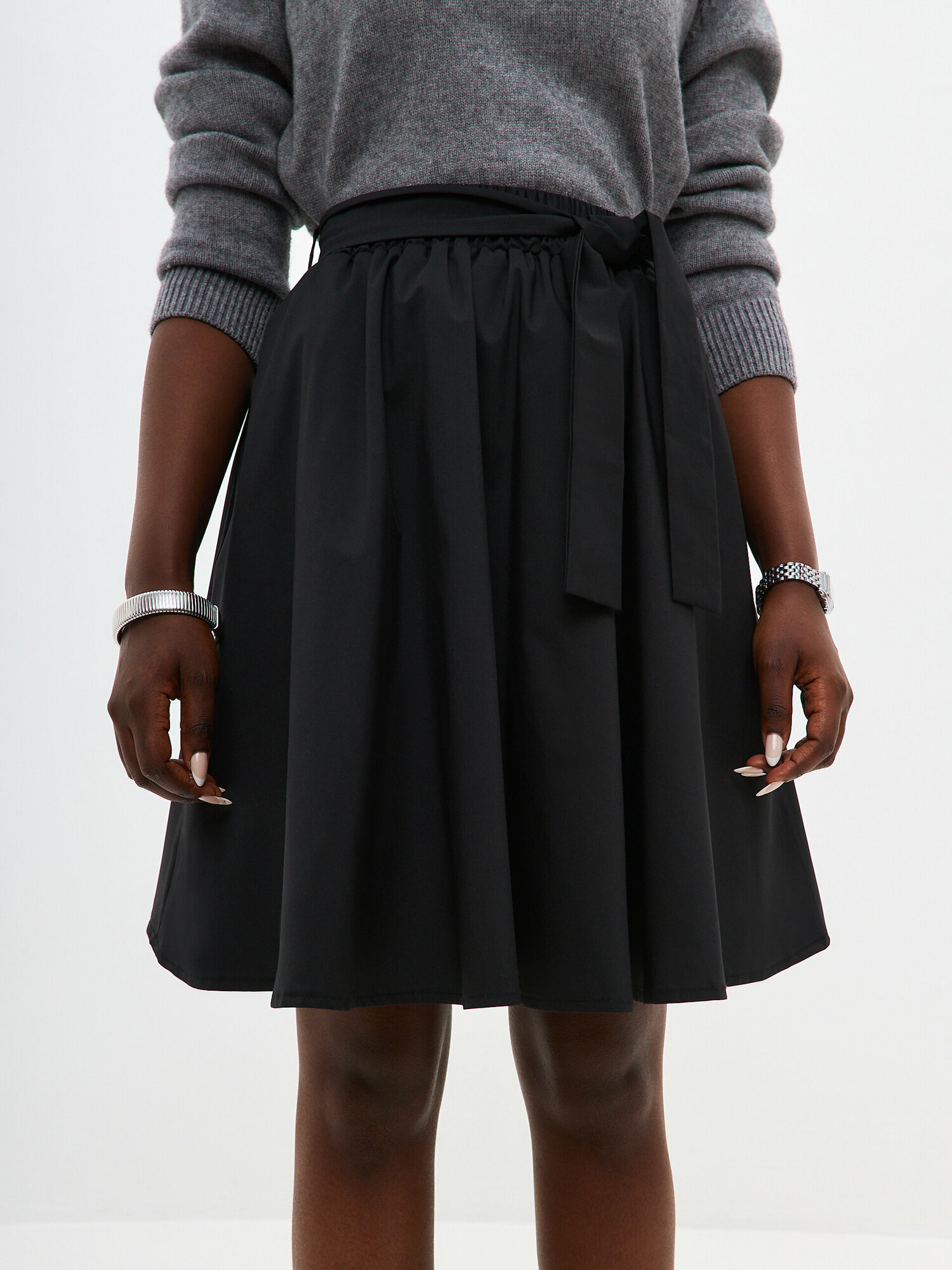 Юбка мини в складку на резинке черная с подкладом, карманами и поясом