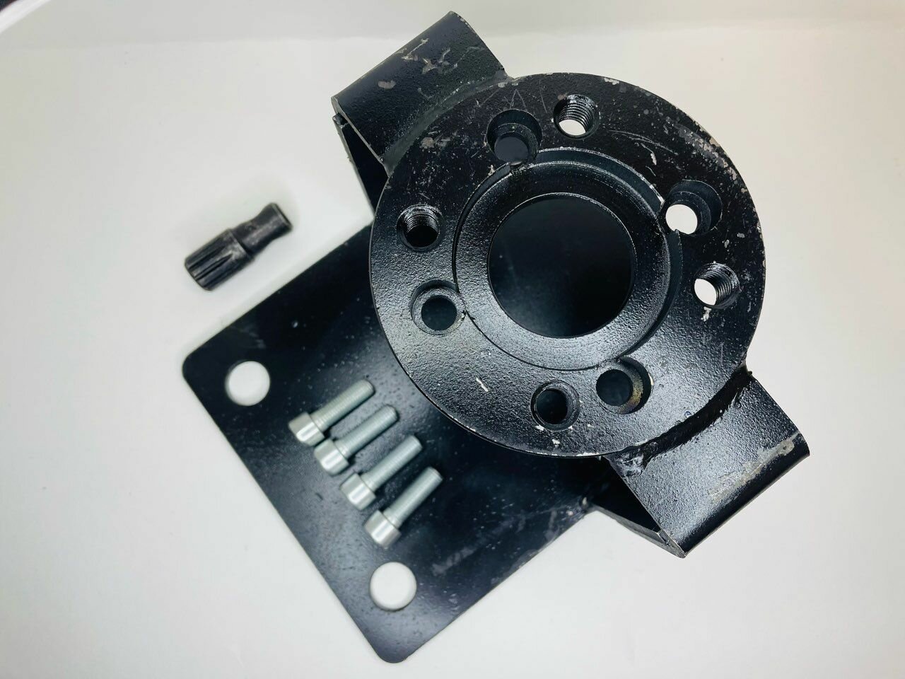 Кронштейн крепления насос-дозатора к рулевой колонке трактора Т-25 в сборе с валиком и болтами