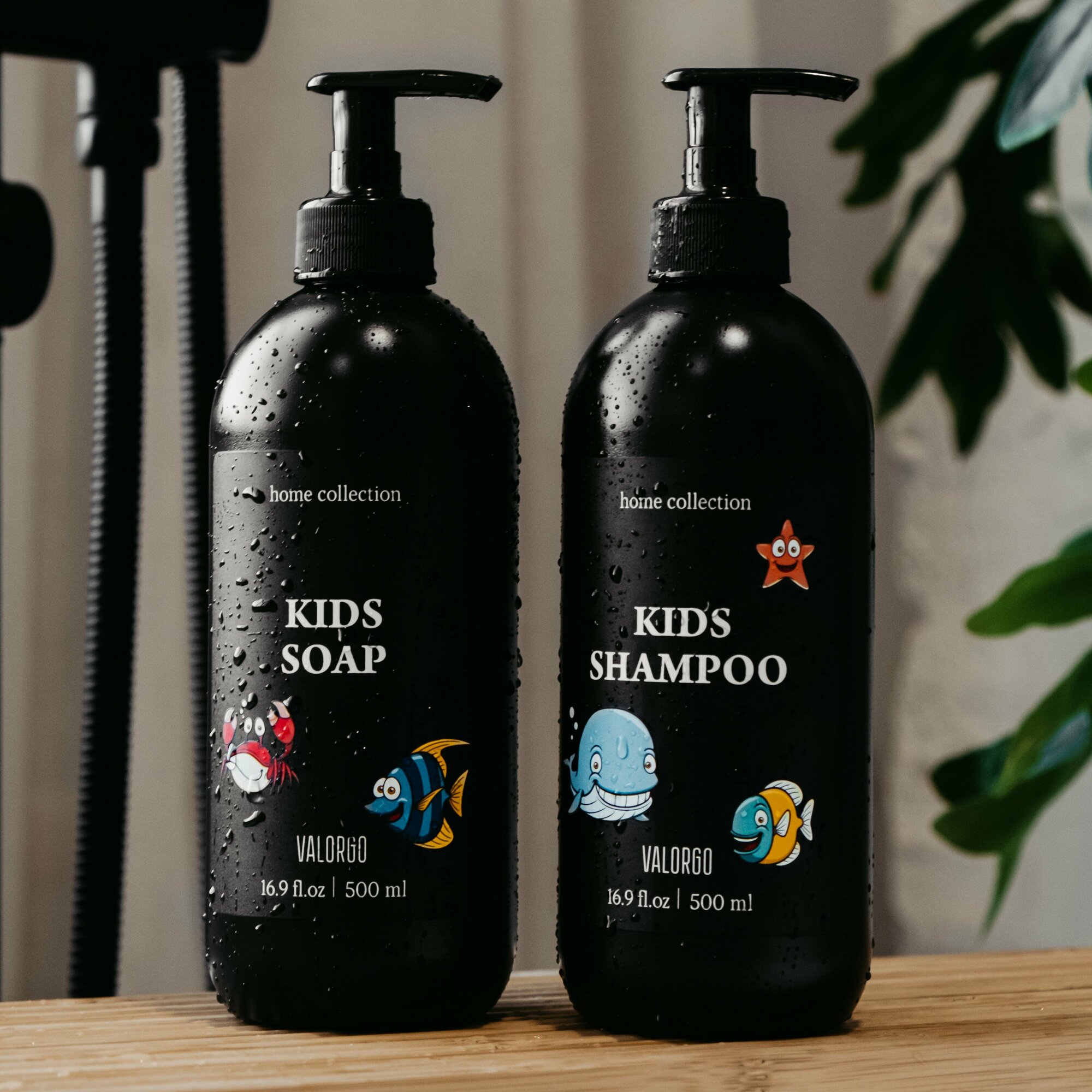 Набор детский черных флаконов с дозатором для ванной VALORGO, 2 штуки по 500 мл, надписи на английском языке