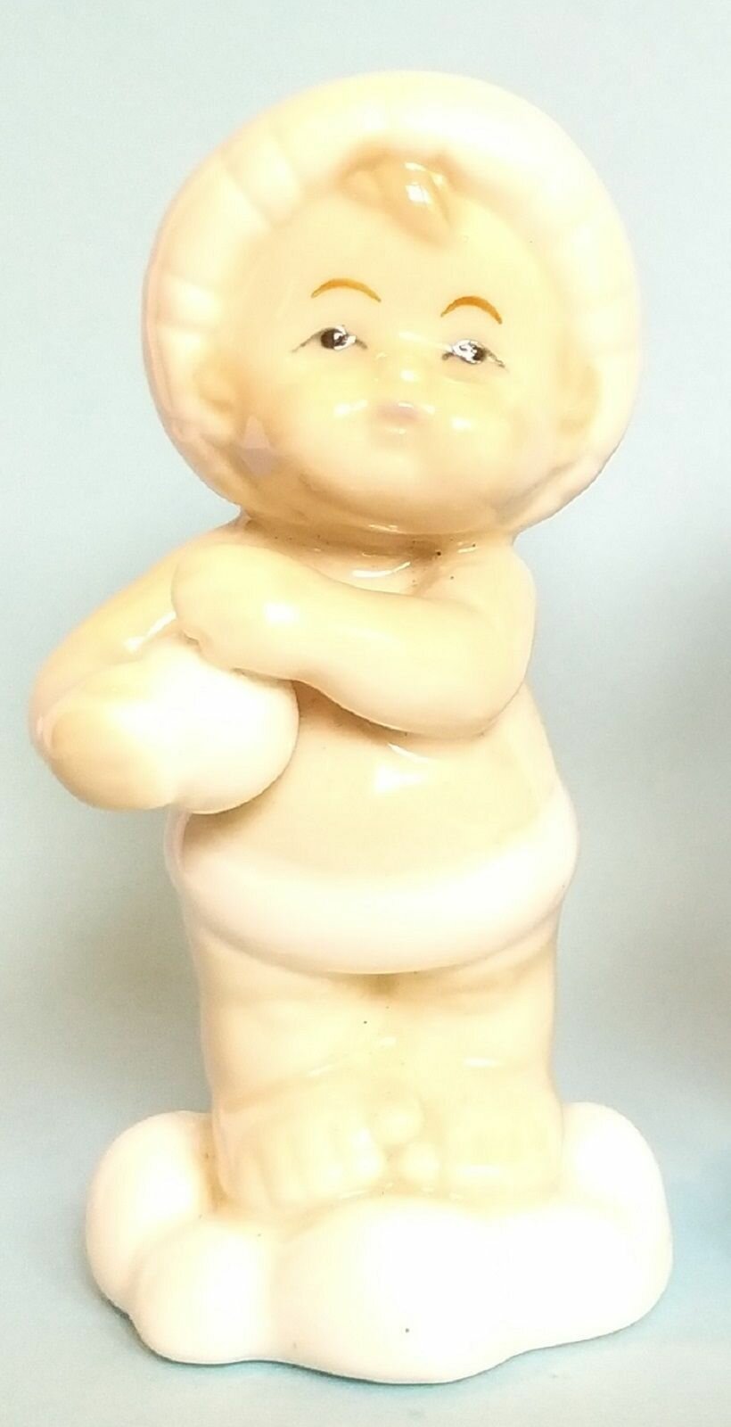 Ребенок играющий в снежки Германия