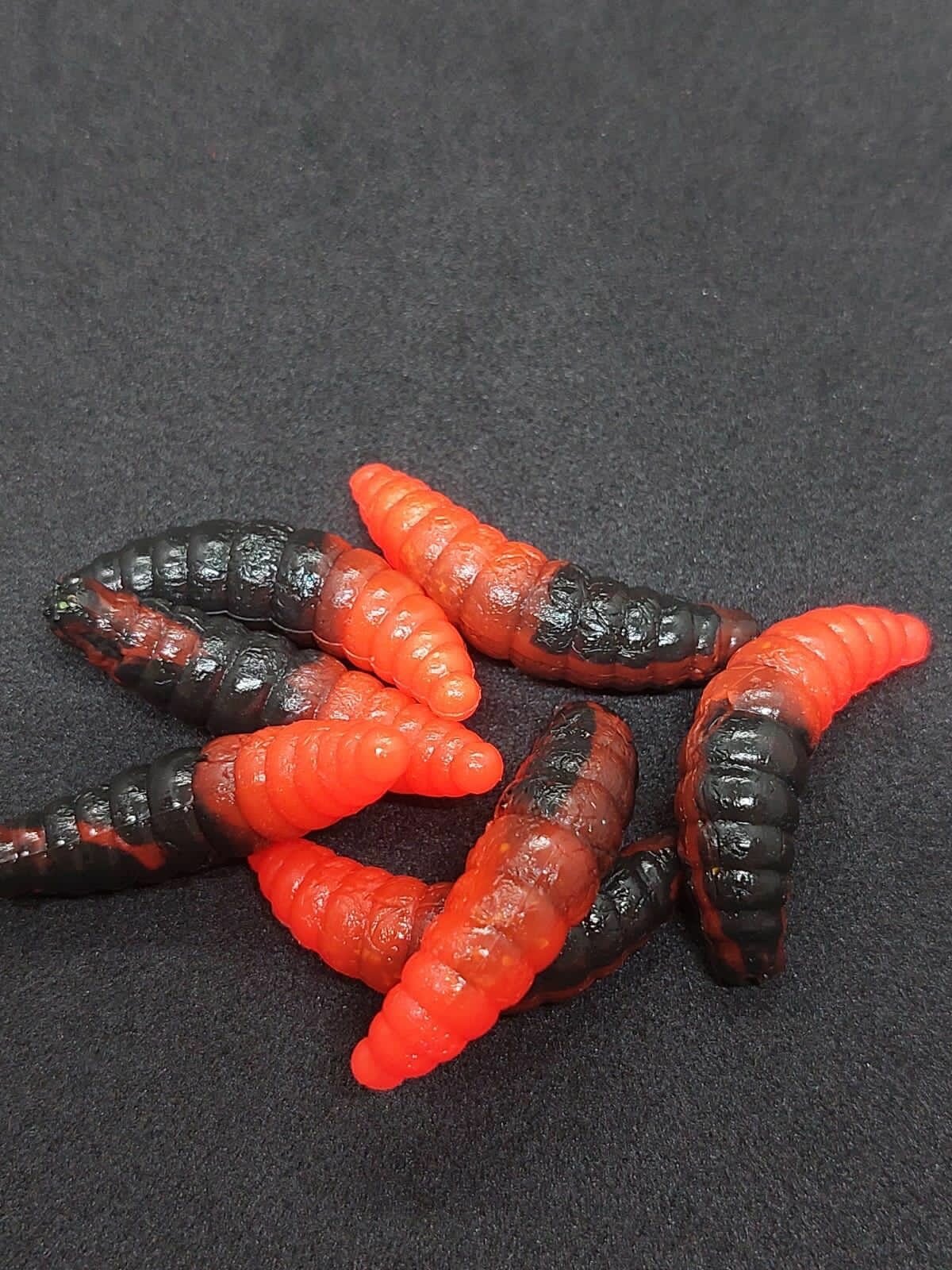 Форелевая силиконовая приманка Maggot 1.6. 38 мм. Черный красный