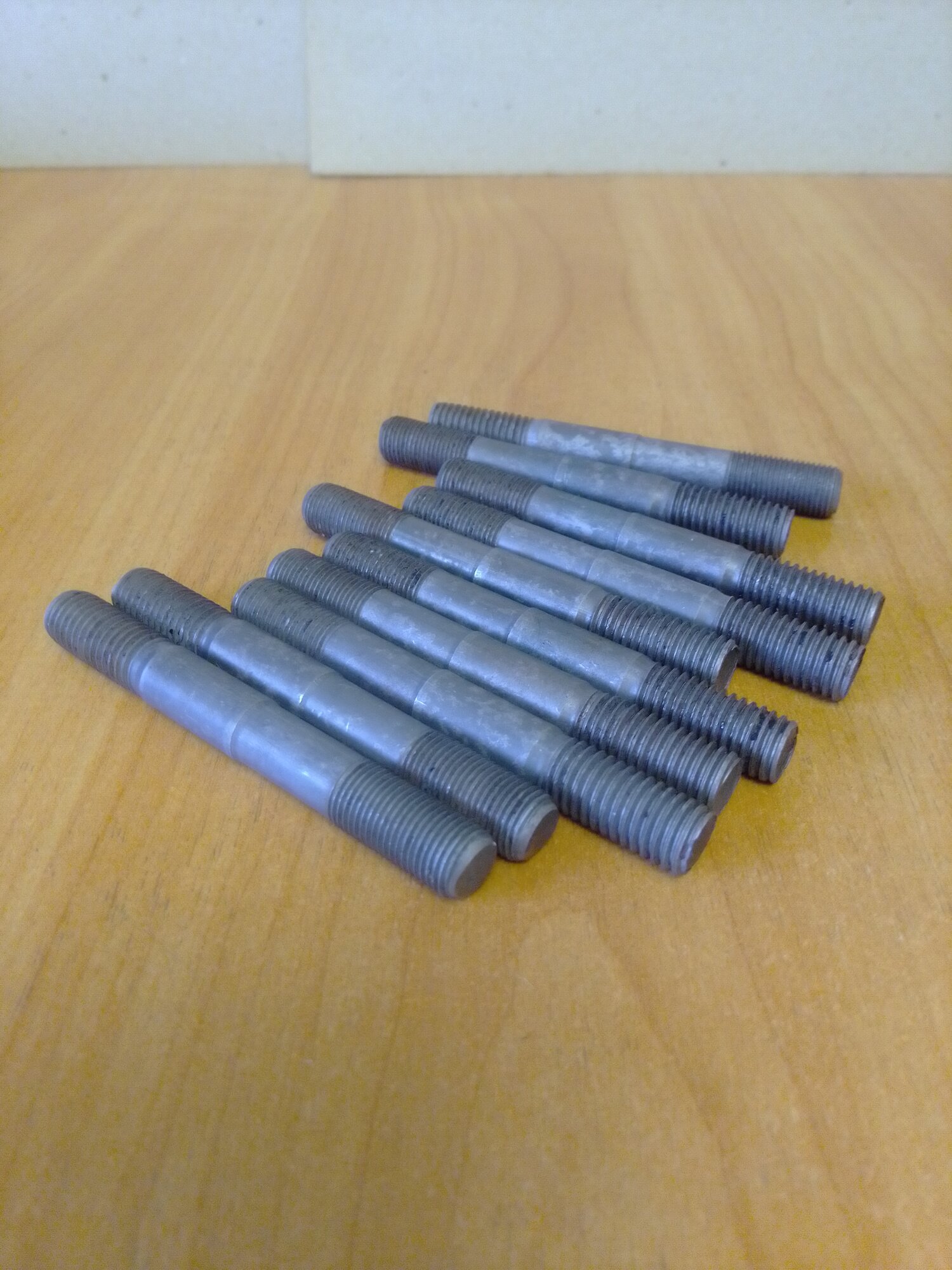 Шпилька М10х1х60 для автомобилей (оси коромысел др.). 291808-п . Класс прочности 10.9. Комплект 10 штук. Красная Этна