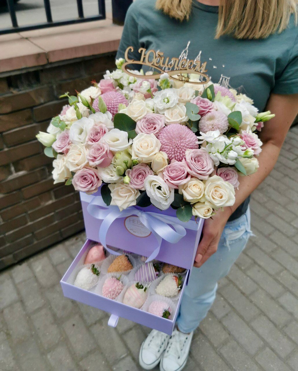 Шкатулка с цветами, 16 клубник в белом, розовом и фиолетовом шоколаде, кокос, белый рис, микс цветов, Shine, L размер