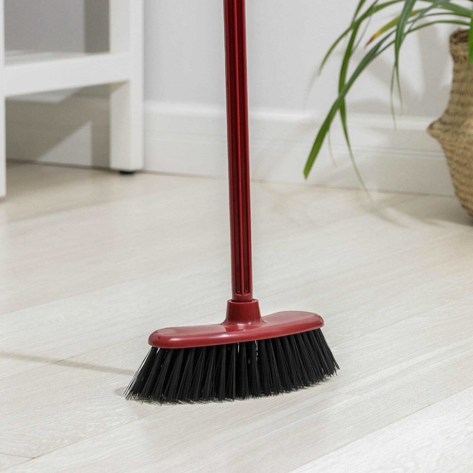 Щётка для пола жесткая «Комфорт» с черенком, микс