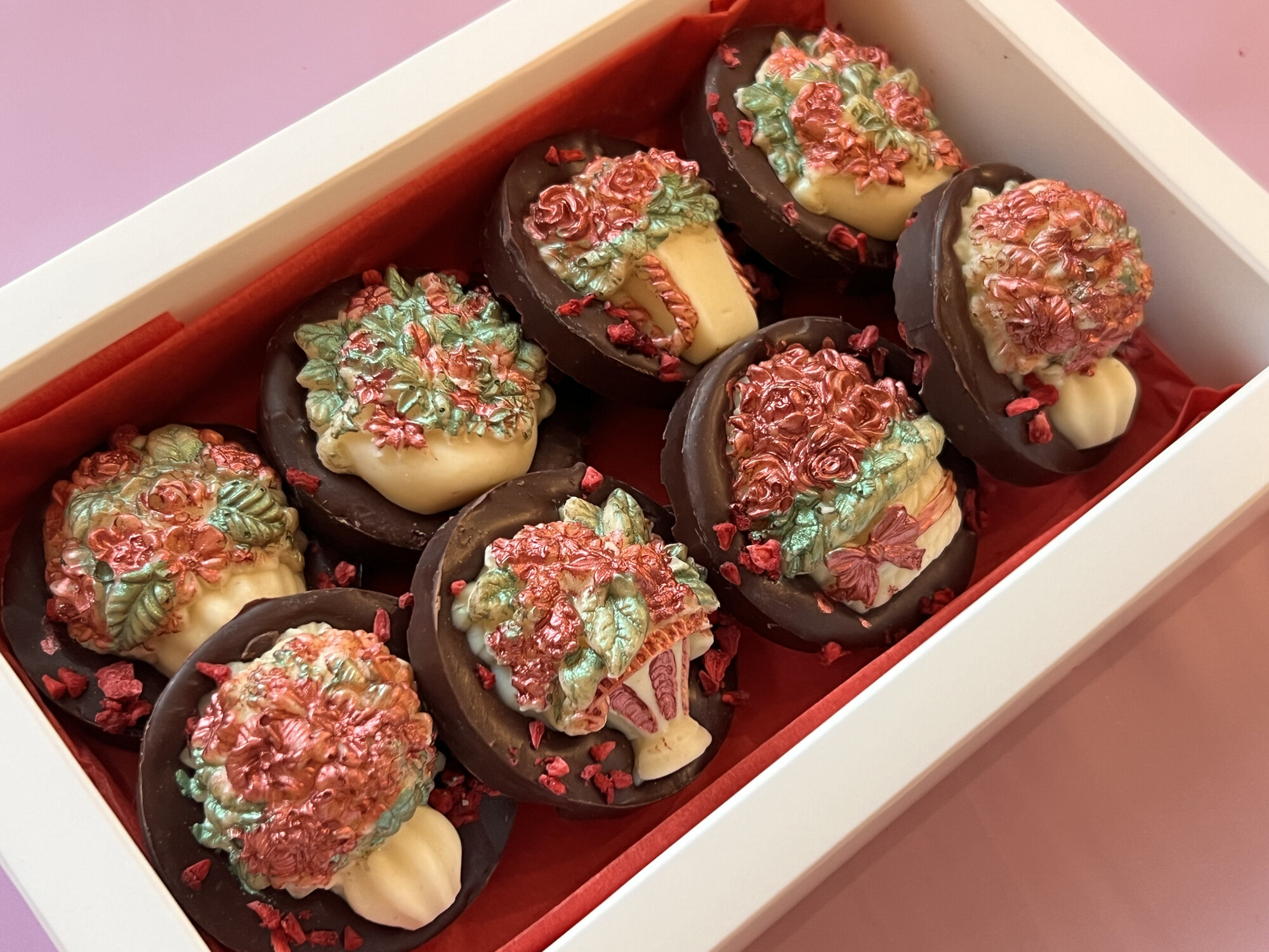 Шоколадный набор "Медианты с вазами цветов", темный и белый шоколад, ручная работа