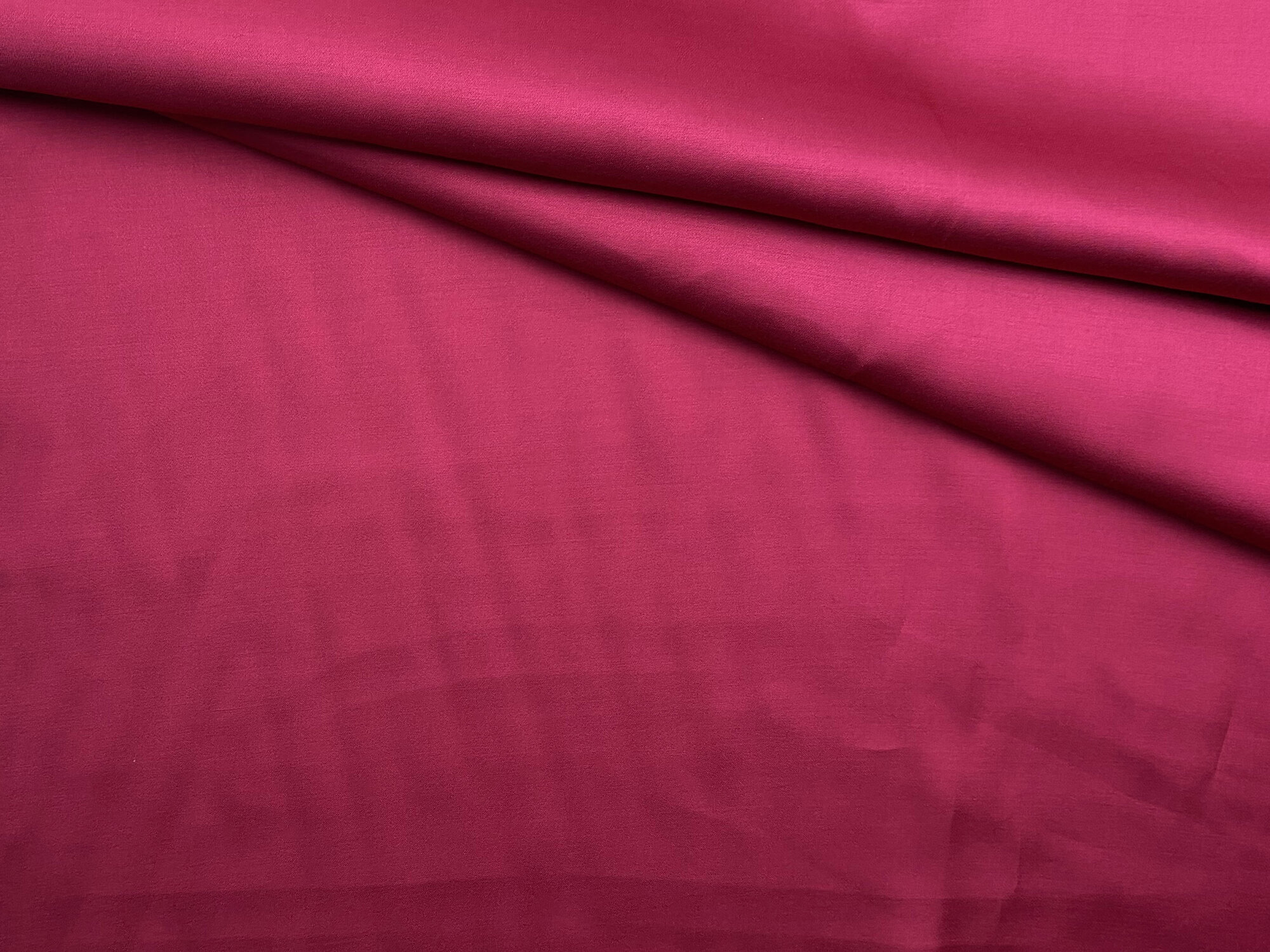 Ткань Вискоза малинового цвета однотонная 17342
