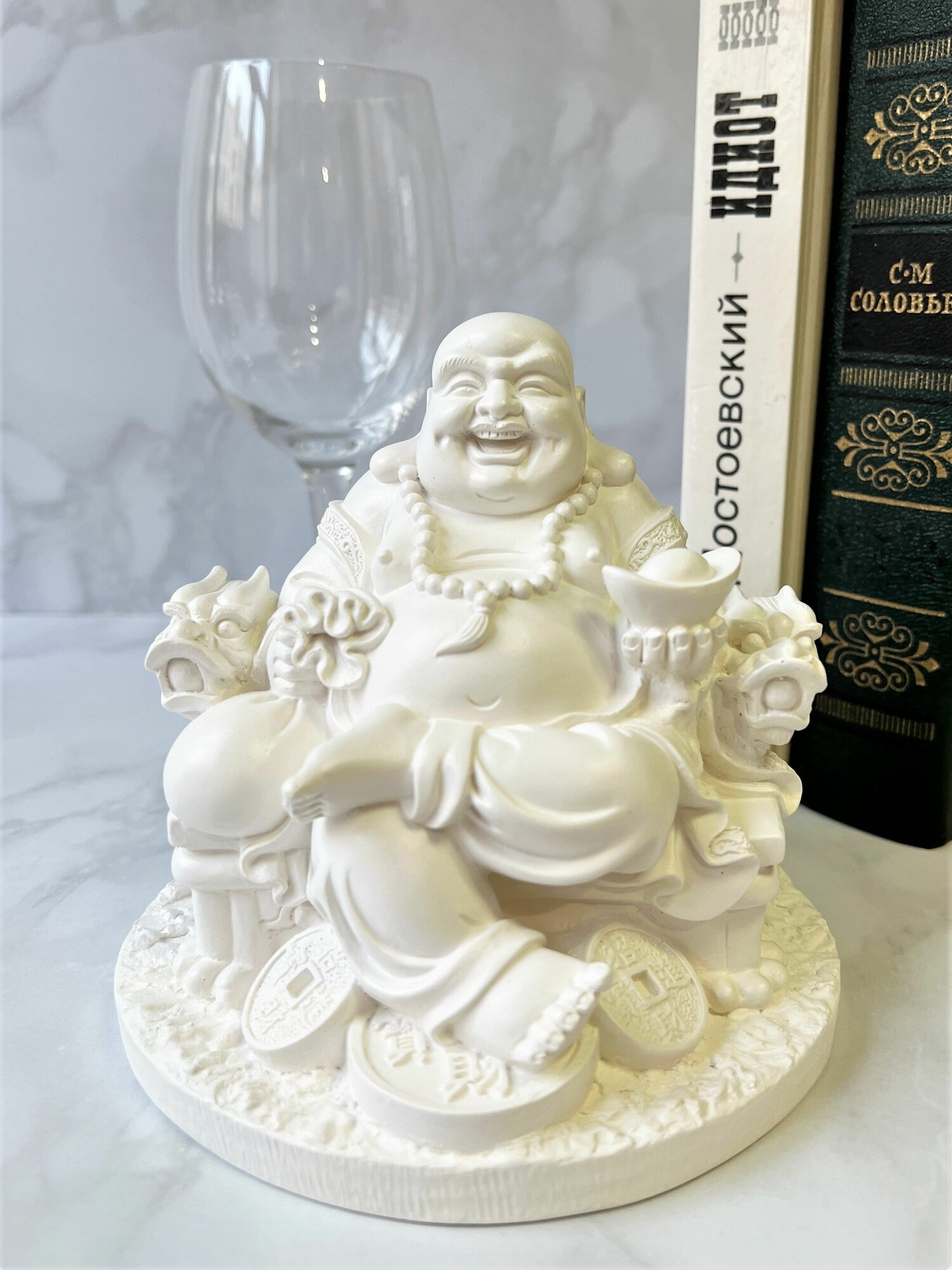 Статуэтка Хотей в кресле, 12см. Гипс, белый