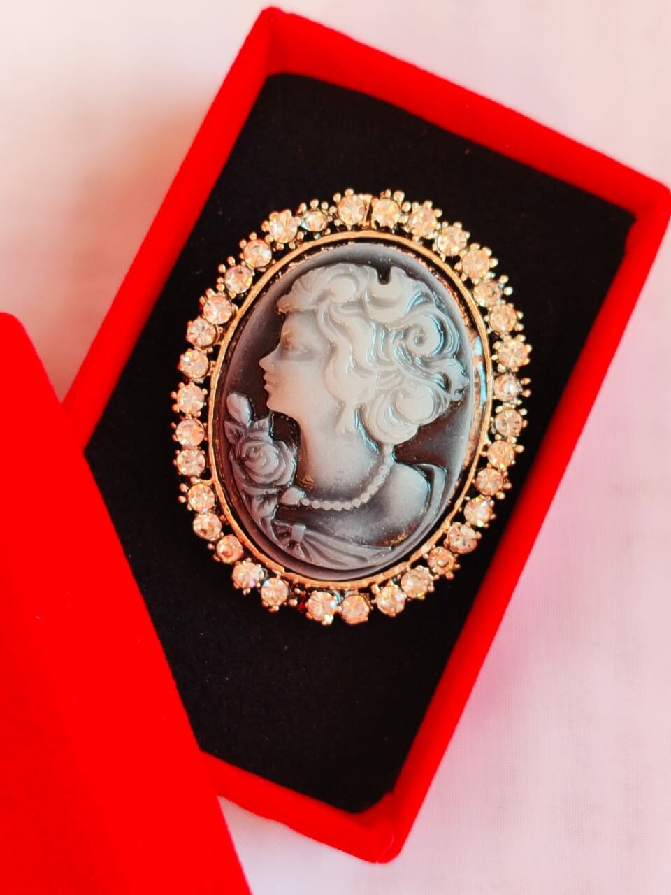 Брошь, стразы