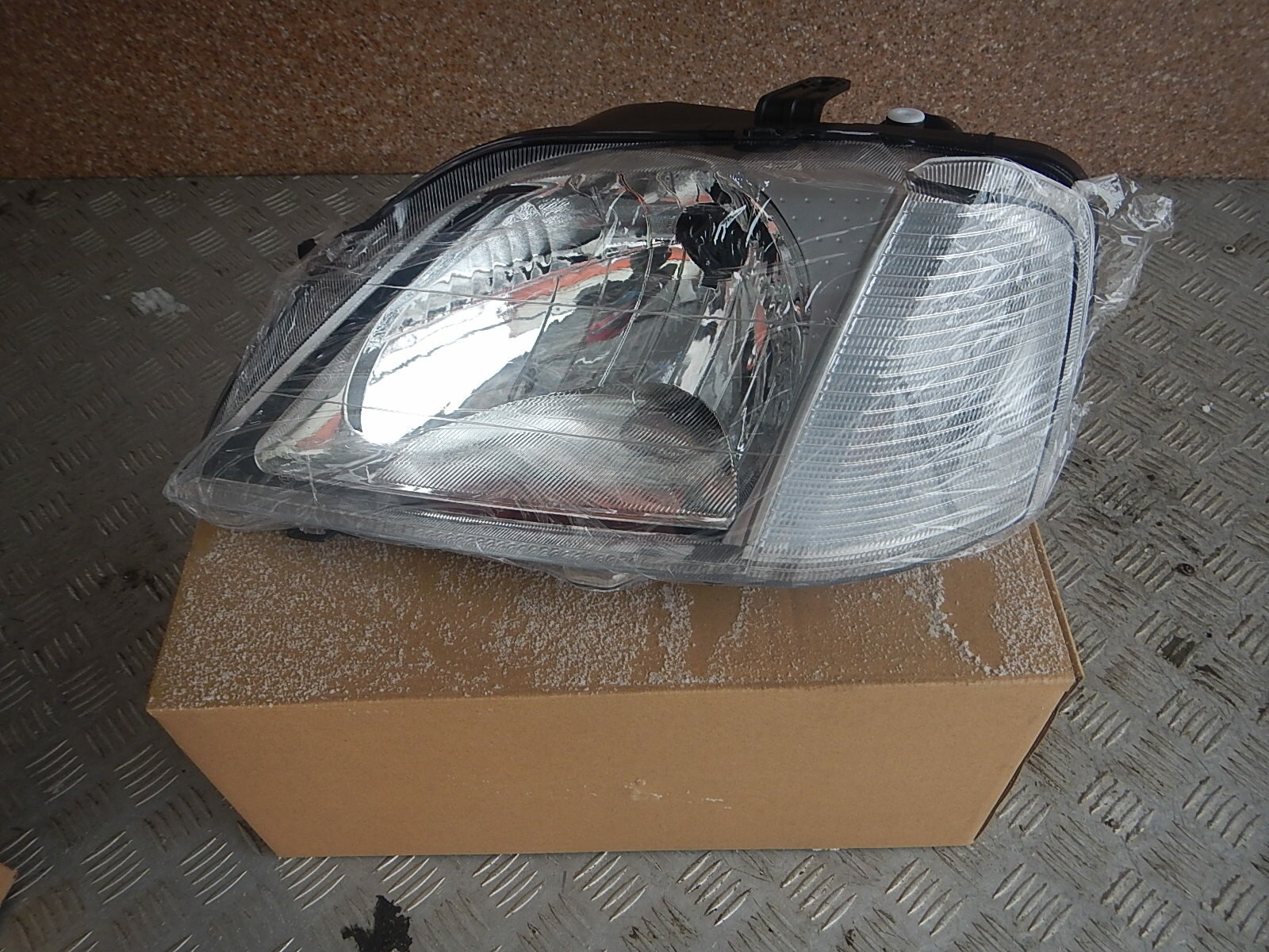 Б/У Фара левая, Renault (Рено)-LOGAN (05-) RENAULT LOGAN (05-) Под корректор. Новая, дубликат. 275185 RENAULT арт. CMP010...