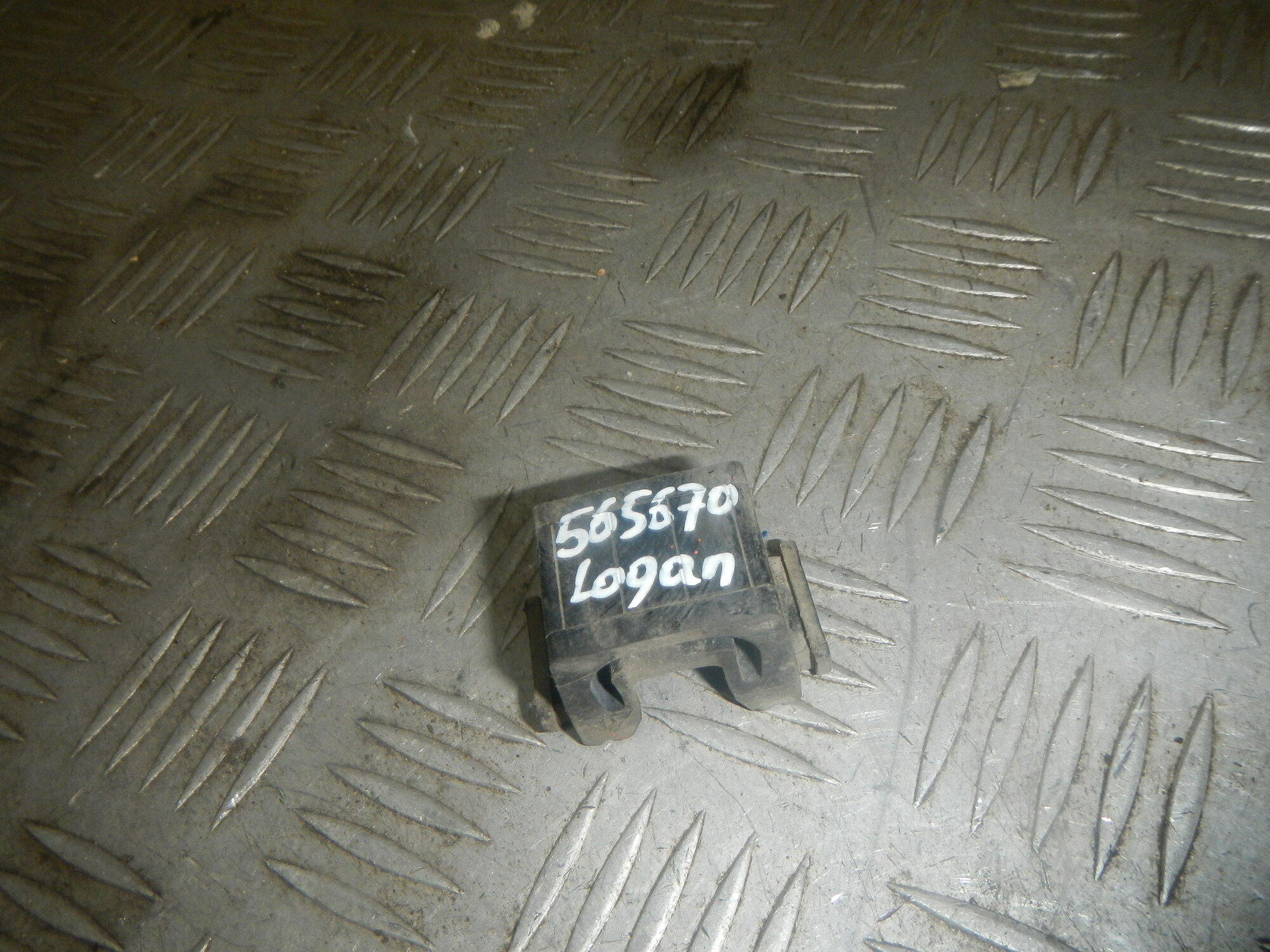 Б/У Подушка радиатора, Renault (Рено)-LOGAN (14-) RENAULT LOGAN (14-) Без видимых повреждений. 565670 RENAULT арт. 21506...