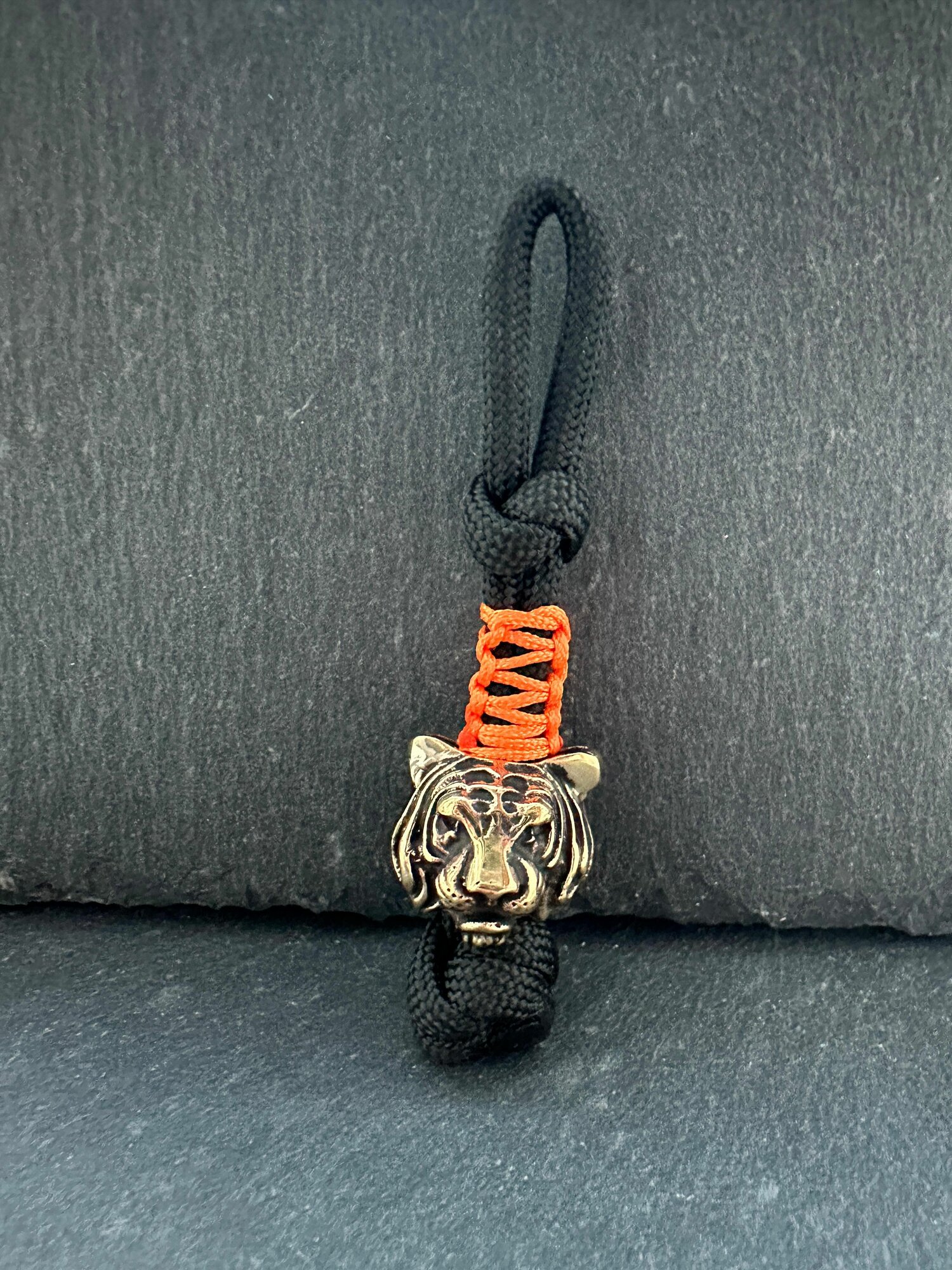 Темляк с латунной бусиной Тигр