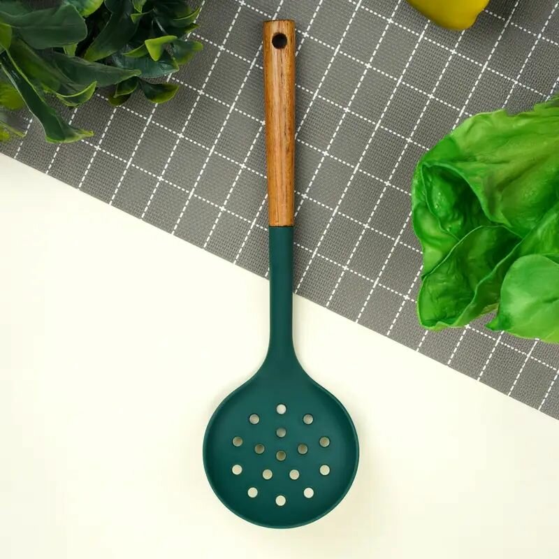 Шумовка для извлечения продуктов из бульона, масла или воды, имеет отверстие для подвешивания, 31,5 см, силикон, нейлон, дерево.