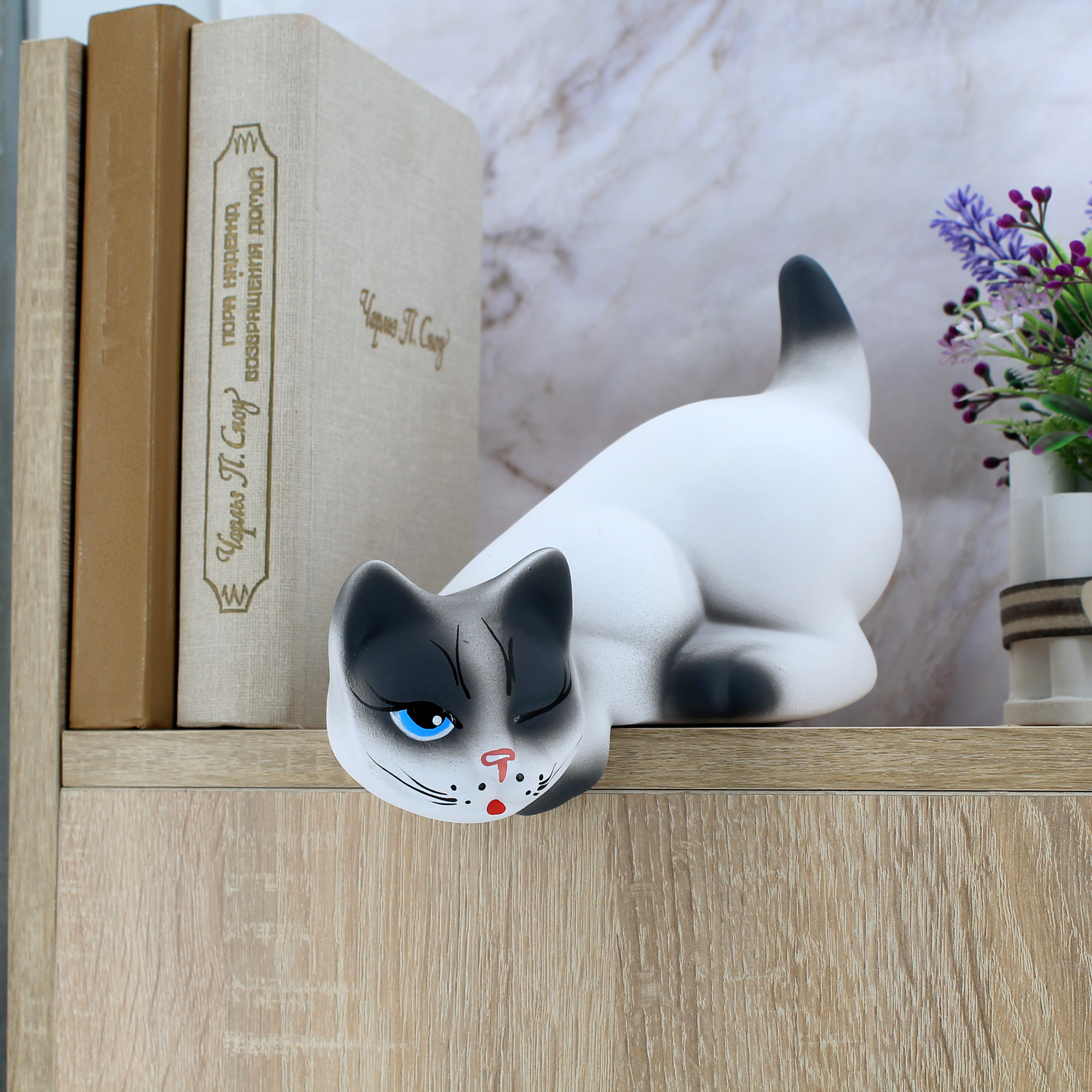 Статуэтка , свисающая фигурка Кот Шалун 20 см , керамика , ручная работа , белый с черным подпалом