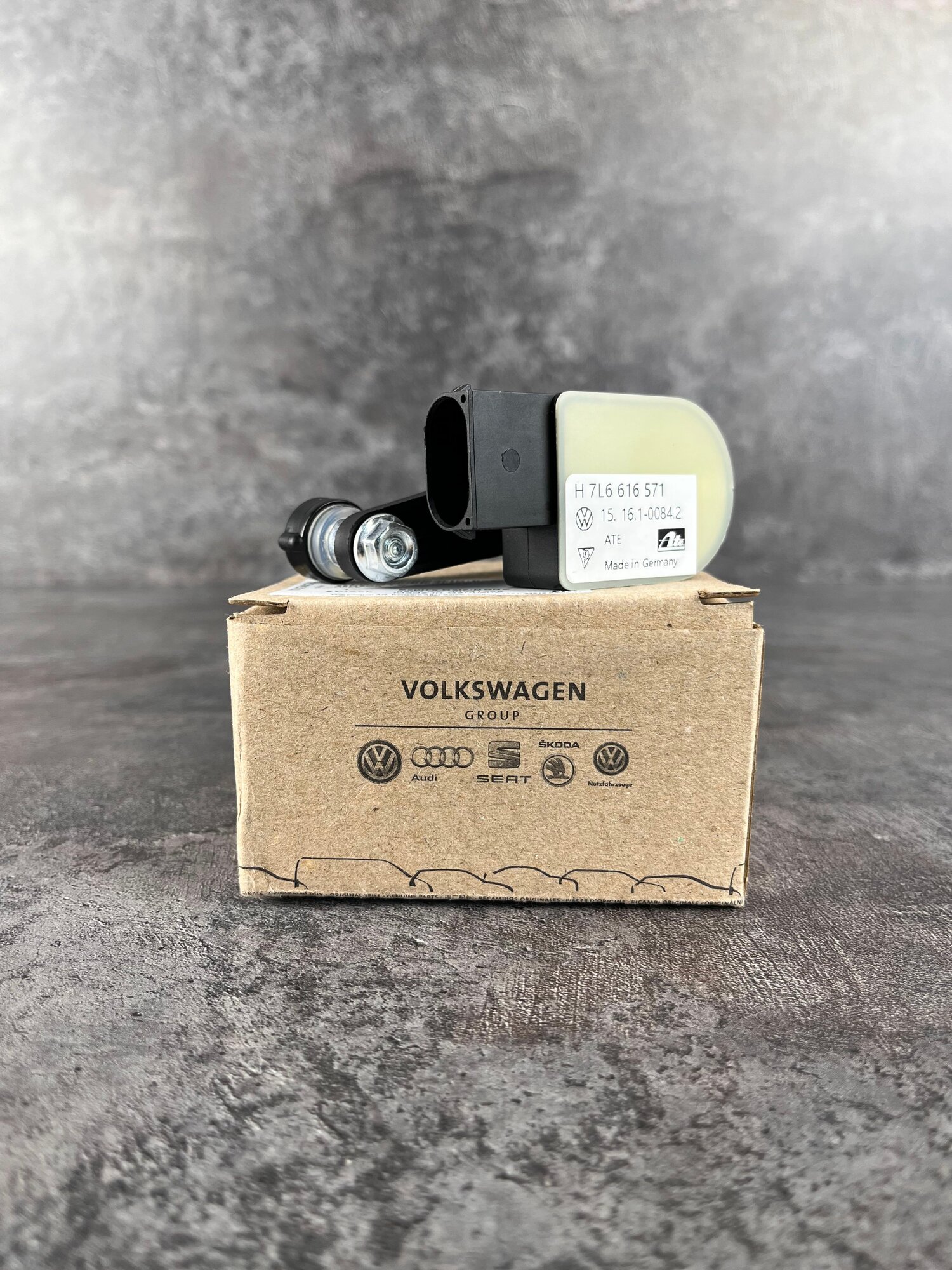 Датчик уровня подвески задний 7L0616571D
