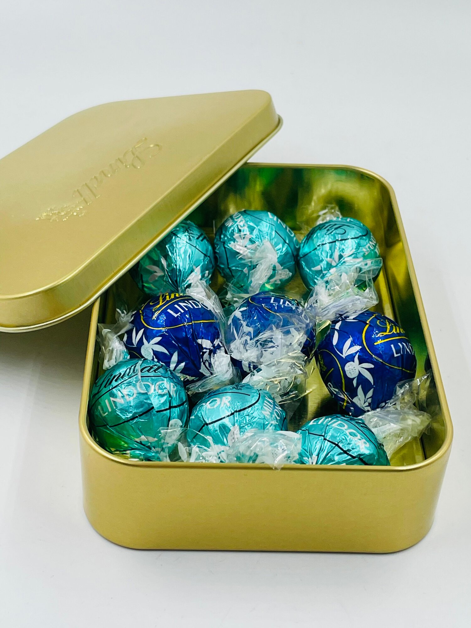 Набор шоколадных конфет Lindt LINDOR в подарочной жестяной коробке, ассорти, 115 г