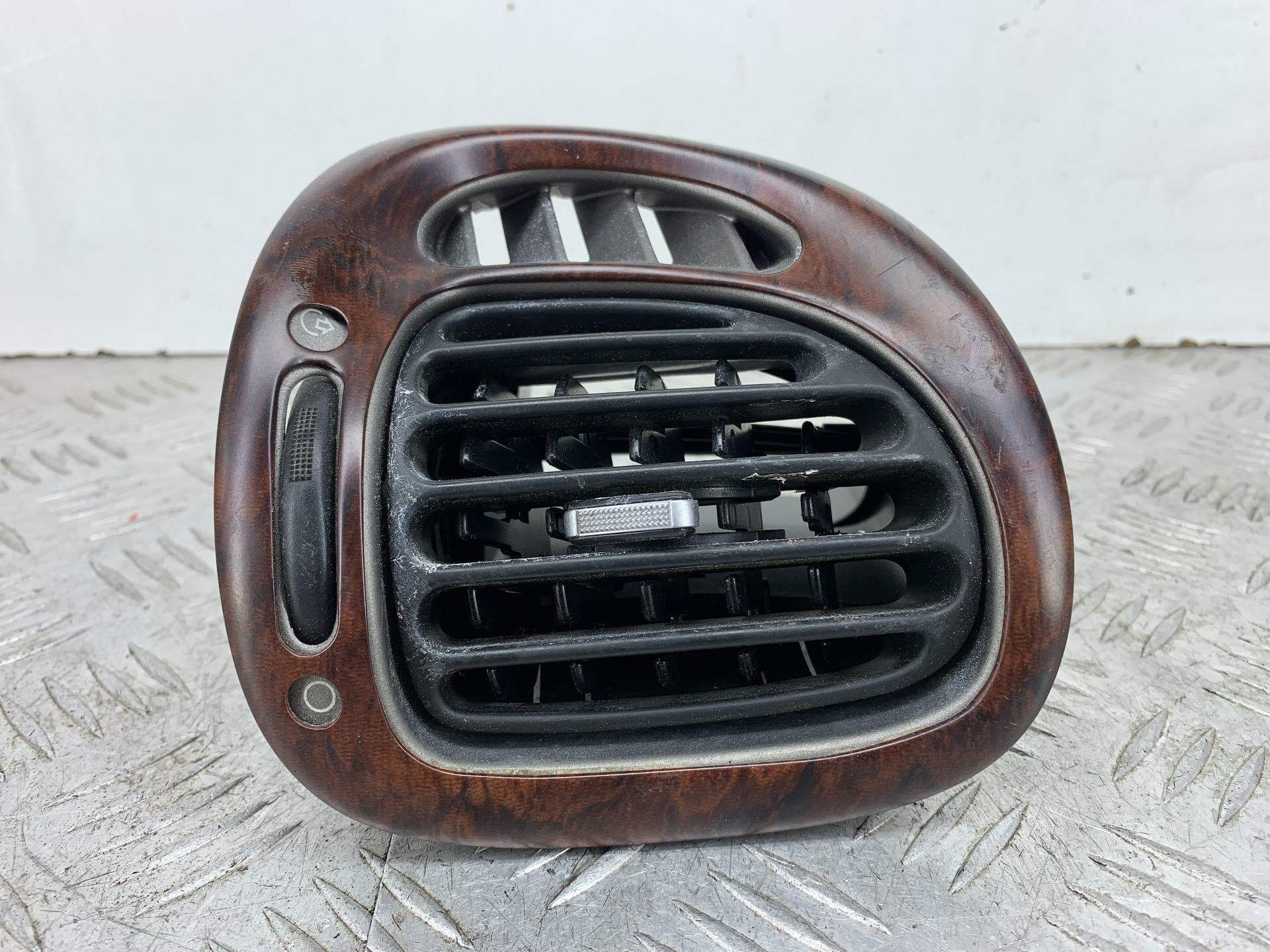 Дефлектор обдува салона правый Citroen Xsara Picasso 2004 9631280077