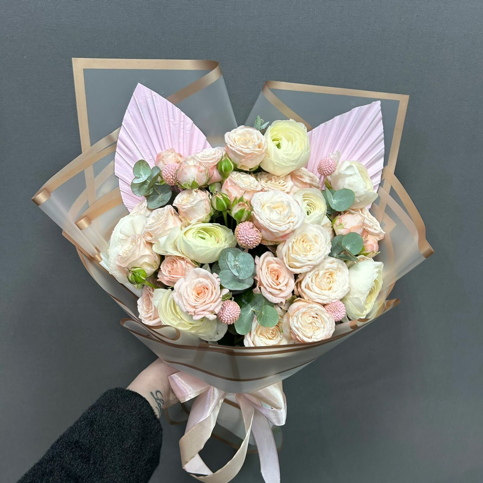 Микс из роз Бомбастик и ранункулюсов