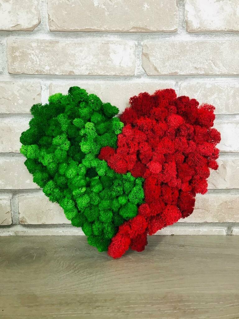 Сердце зелено-красное из стабилизированного мха 35*30 см