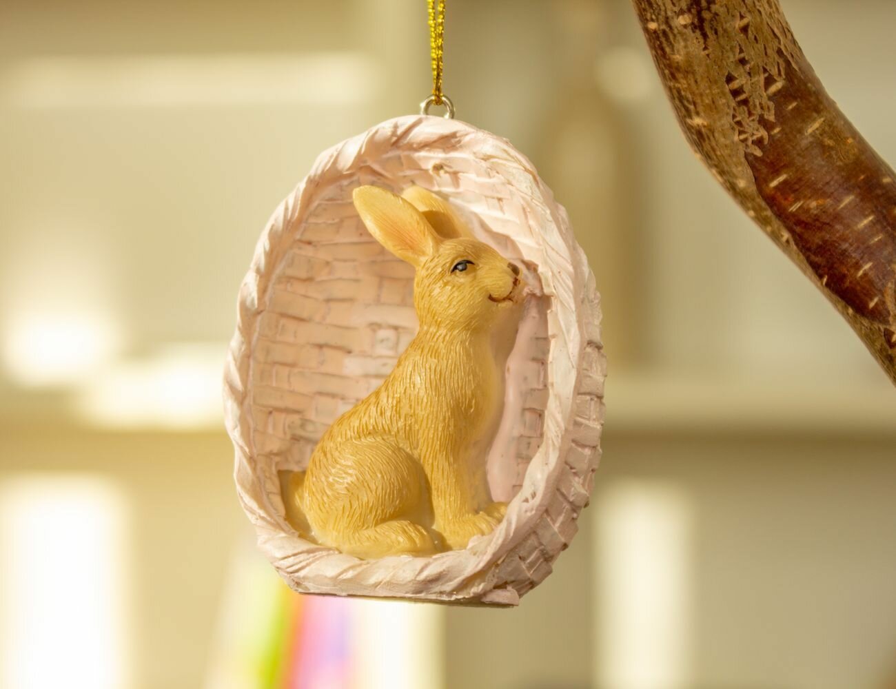 Подвесное украшение зайчик В корзинке, полистоун, розовый, 6 см, Goodwill MCE40050-3