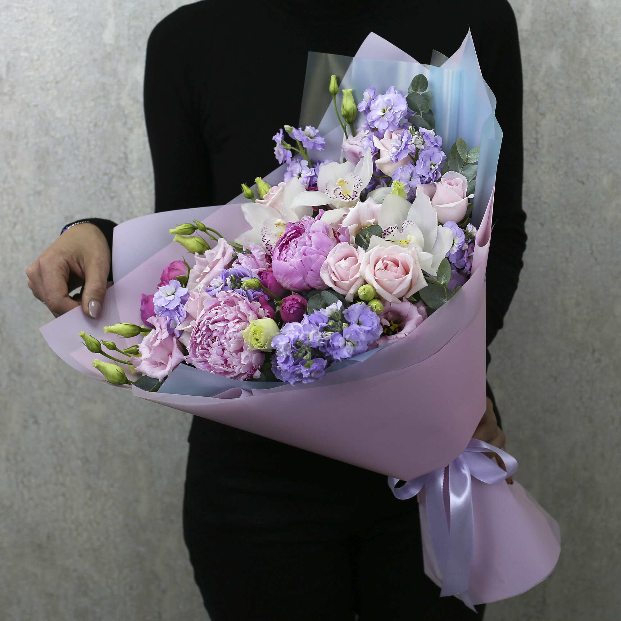 Цветы живые букет Flor-Pro Flowers из орхидеи, маттиолы, роз, эустомы и пионов «Небесная симфония»