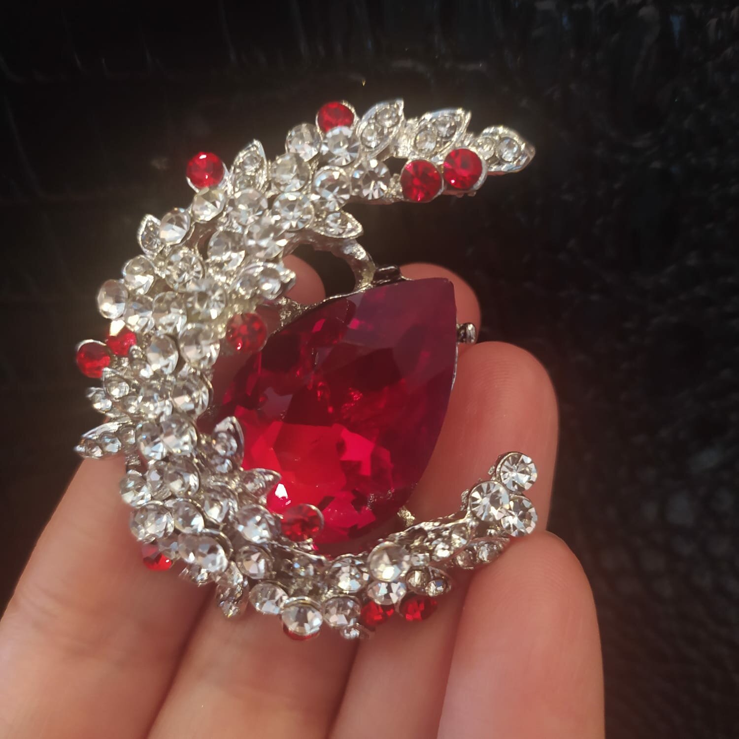 Брошь, стразы