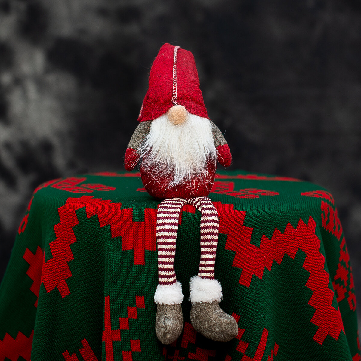 Новогодний гном, с длинными ножками и колпаком