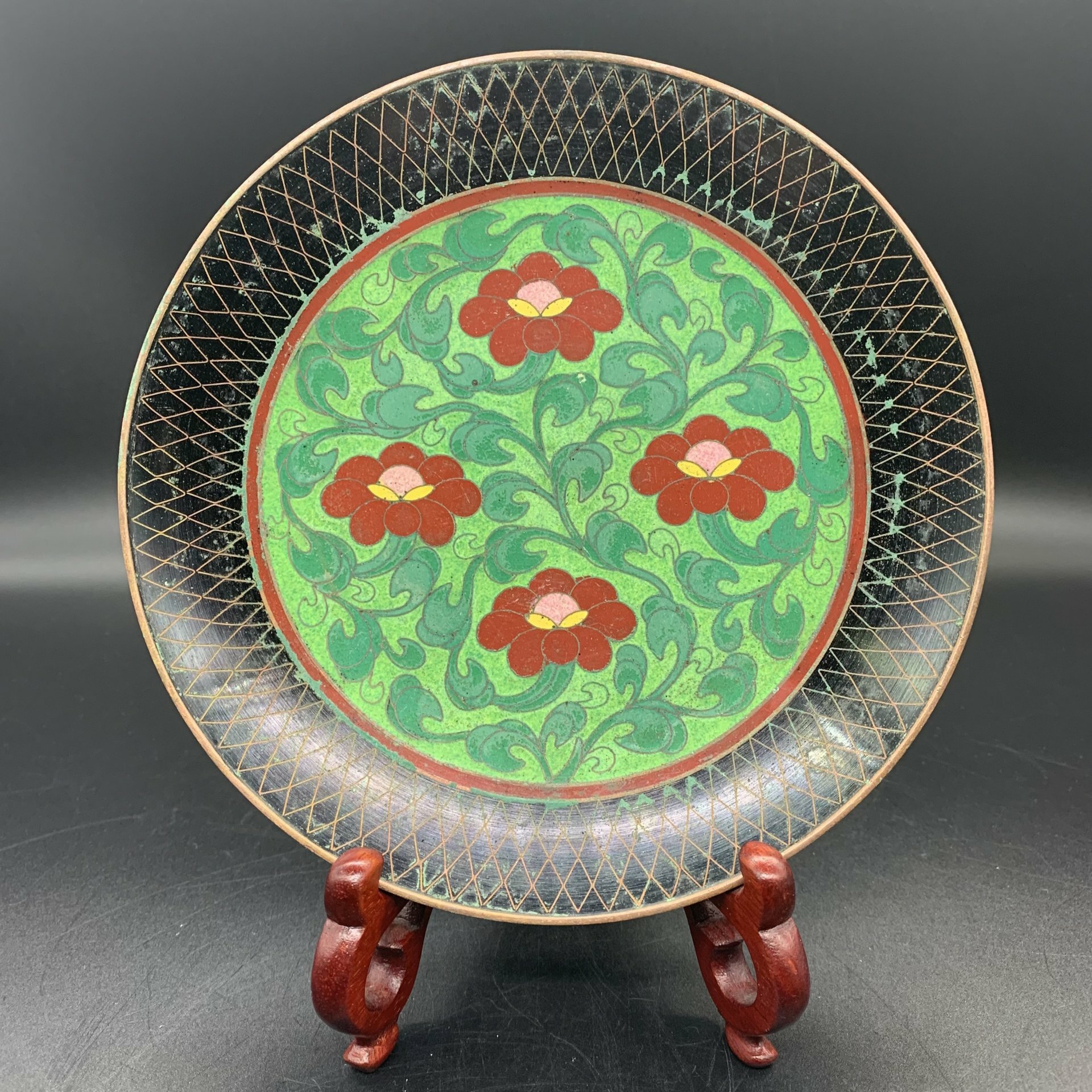 Тарелка (розетка) в технике клуазоне, украшенная цветочным декором, медь