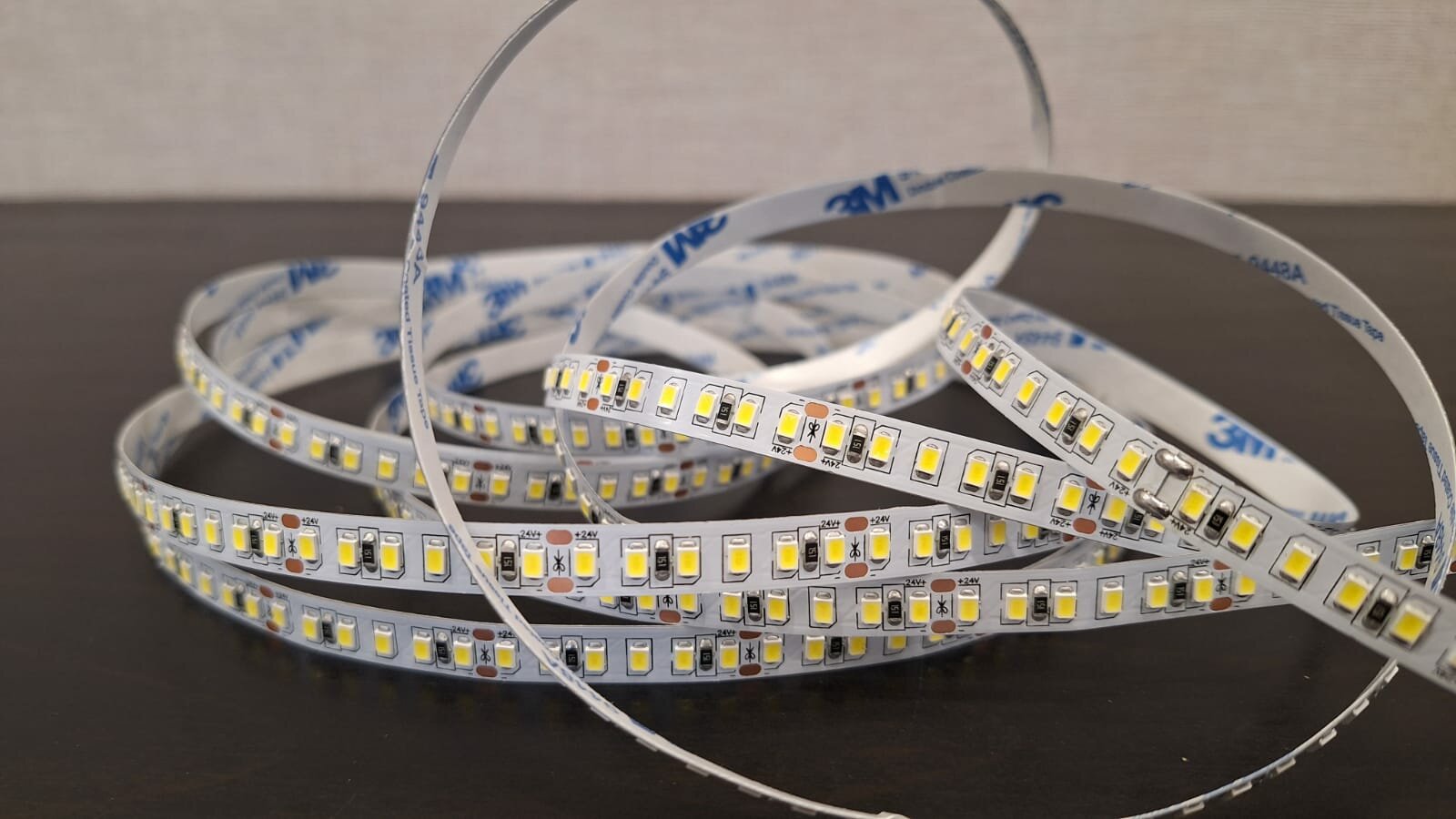 Светодиодная лента Delight, 24B, 18Вт, 180 диодов на метр, IP20, цвет дневной, длина 5 м