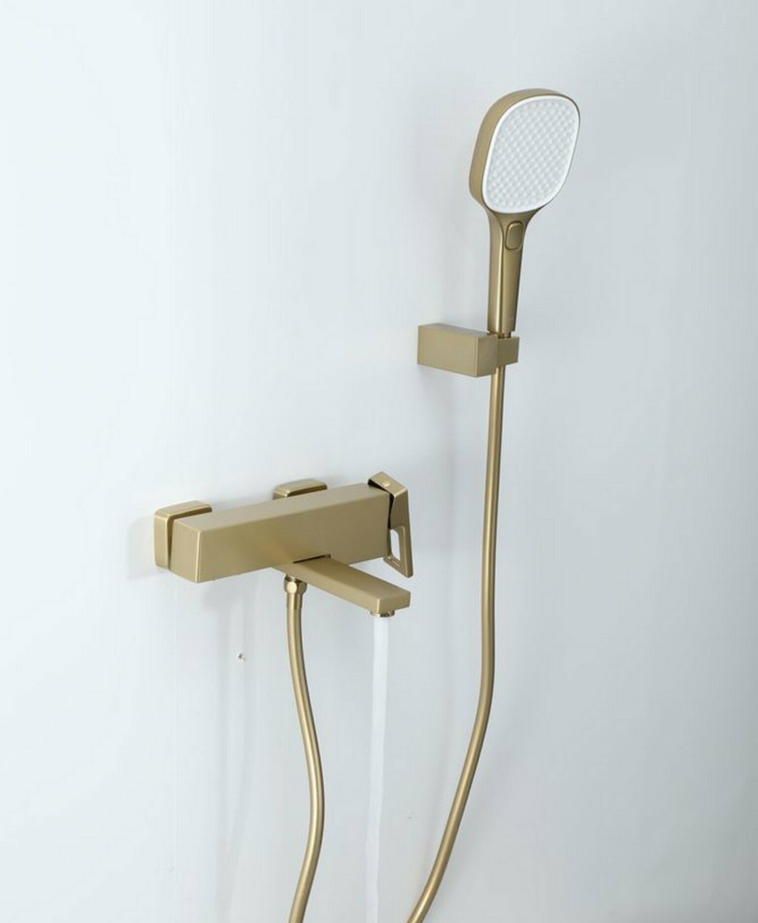 Смеситель для ванны с душем Gappo G3217-3 латунь, золотой сатин