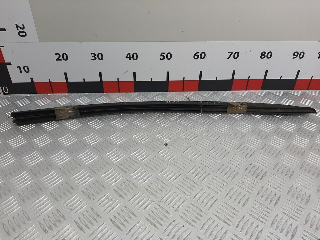 Уплотнитель стекла двери Audi A4 B7 8E0839477C арт. 211680 — фото 1