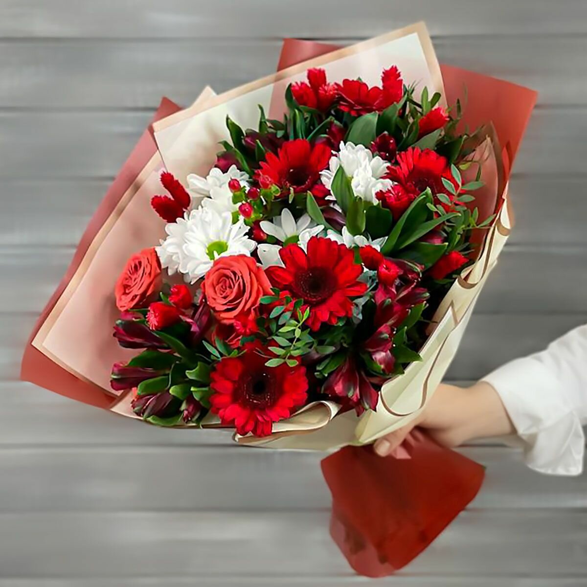 Букет из живых цветов мини гербер, хризантем и роз