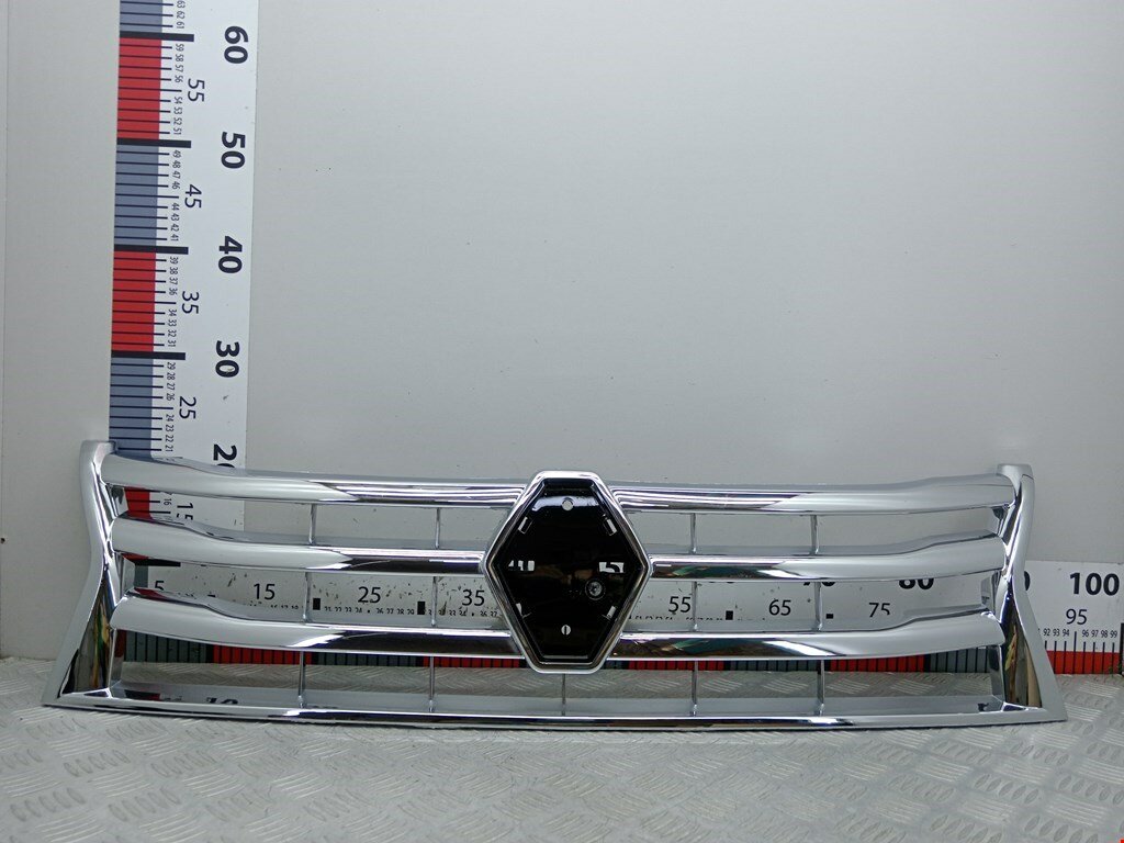 Решетка радиатора Renault Duster 1 623825665R арт. 2166269