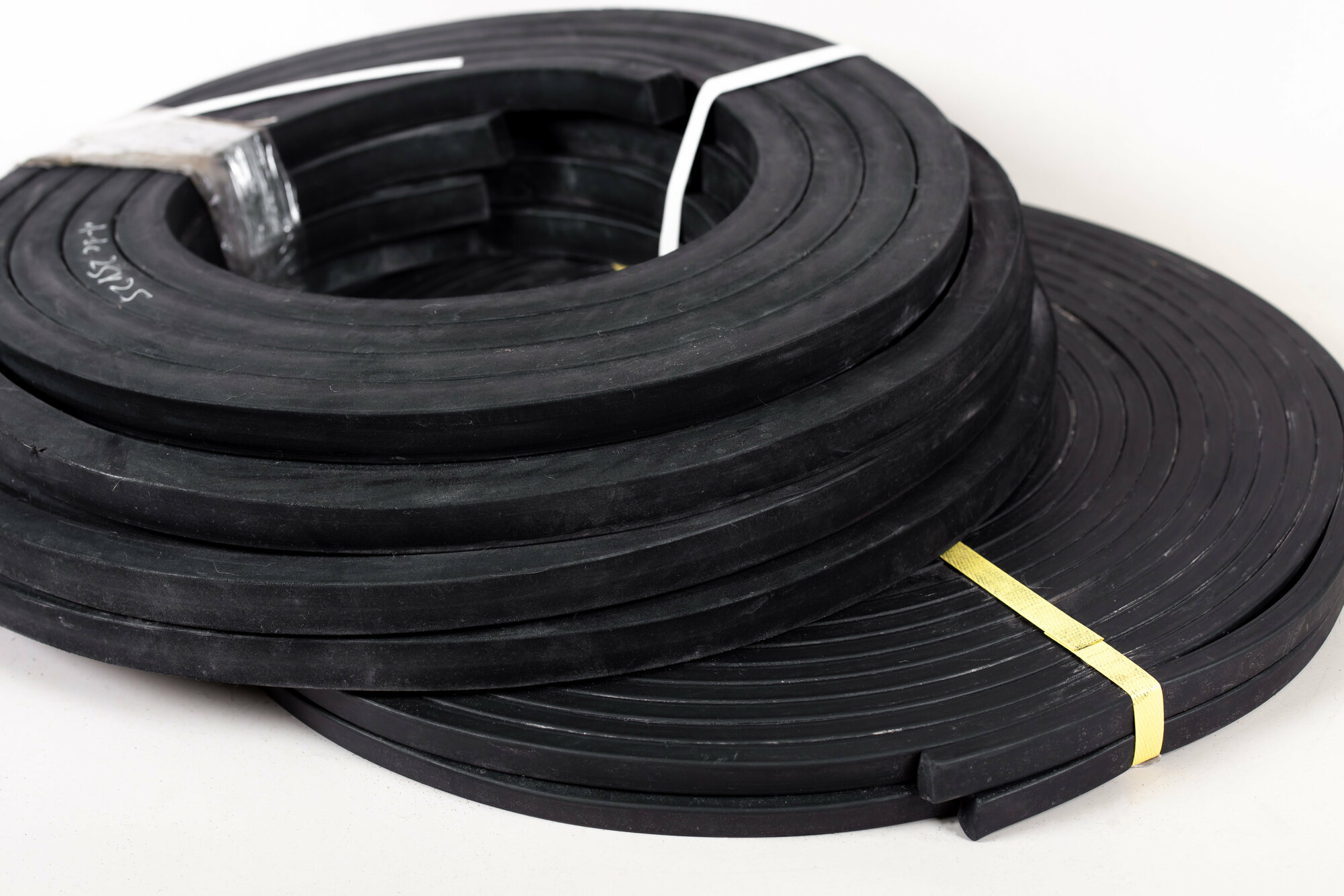 Шнур резиновый уплотнительный, черный, монолитный, жесткий, прямоугольный, размер 16х40 мм