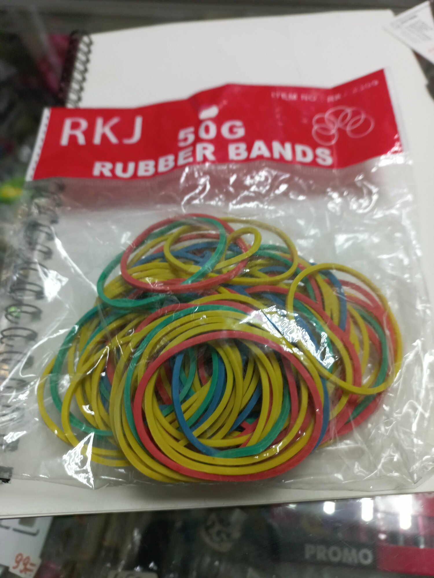 Набор разноцветных резинок.