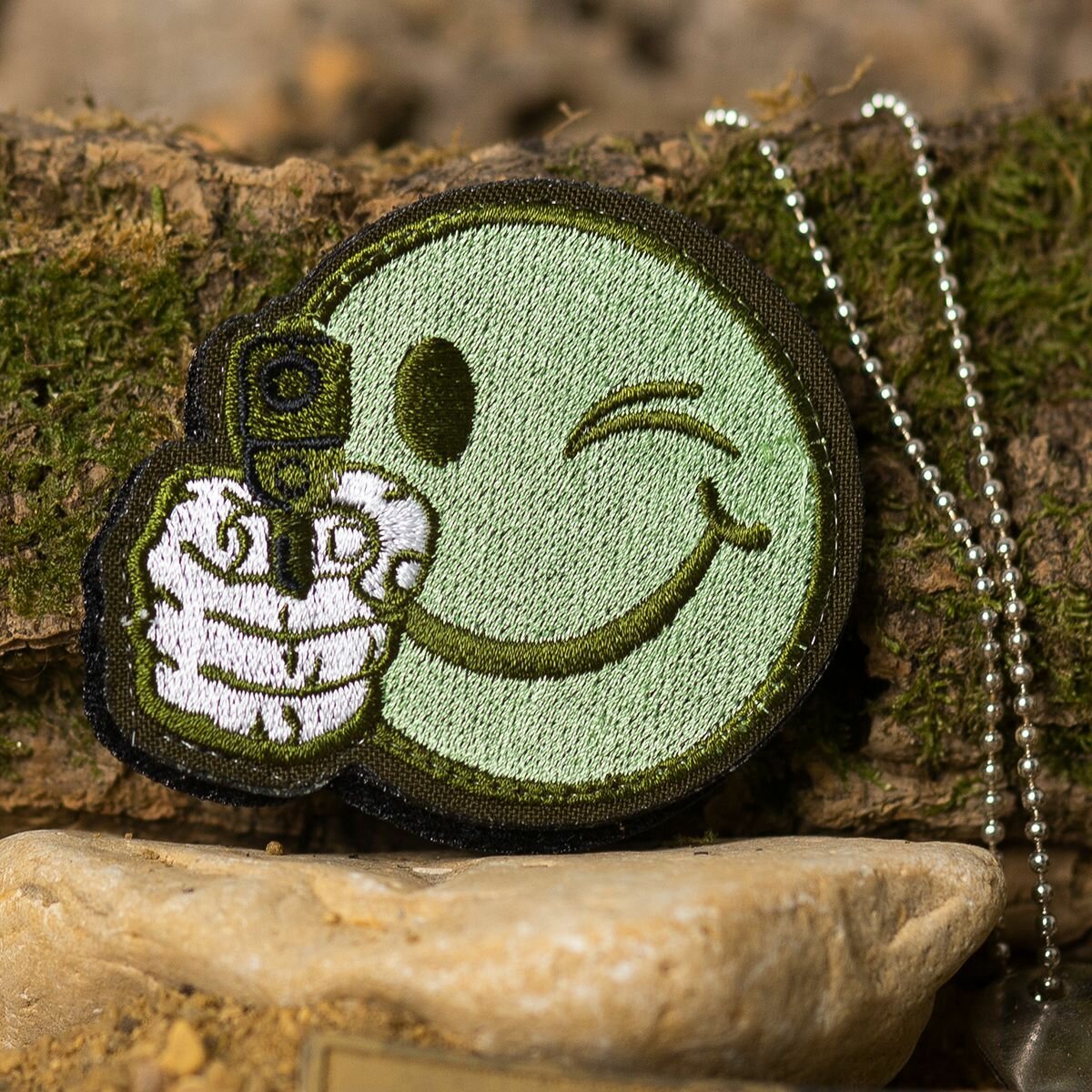 Нашивка ( шеврон патч patch ) тактическая Смайлик с пистолетом вышитая на липучке 7,5х6,5 оливковая