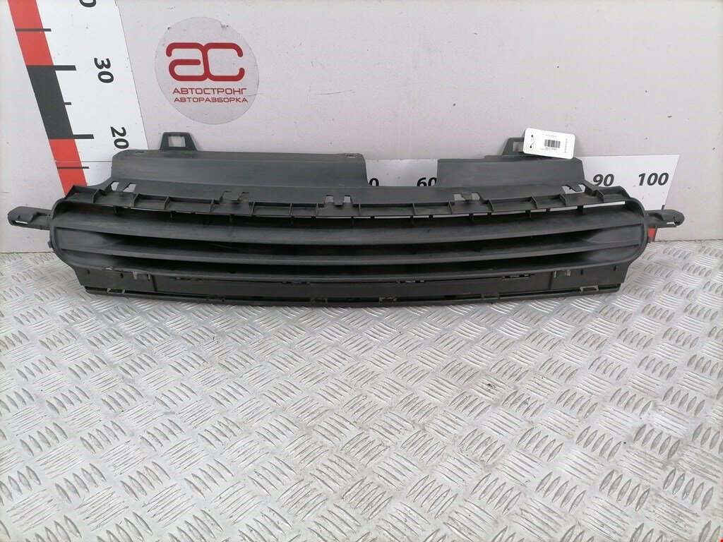 Решетка (заглушка) в бампер центральная Citroen Xsara Picasso 9658223577 арт. 2077445
