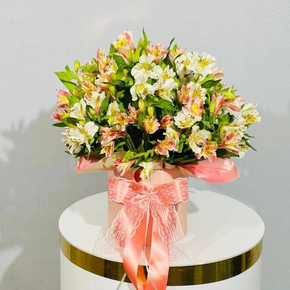 Шикарный букет цветов альстромерия в шляпной коробке, 19 шт.