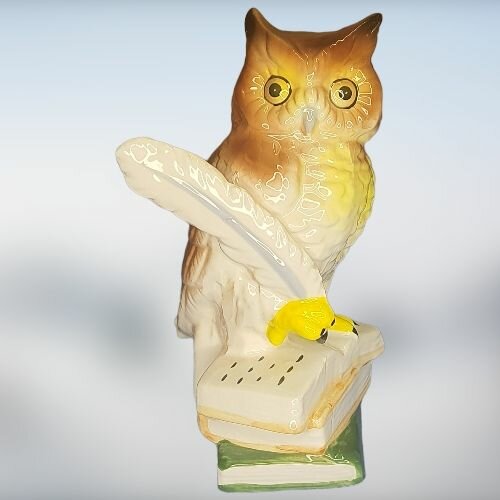 Статуэтка фарфоровая Филин на книгах с пером, 13 см, фигурка интерьерная из керамики