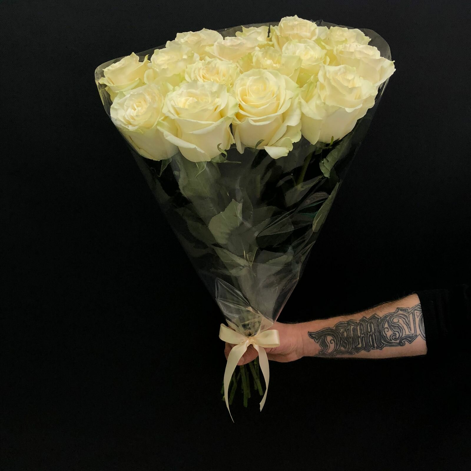 Монобукет из белой розы Мондиаль в количестве 15 штук в слюде под атласной лентой