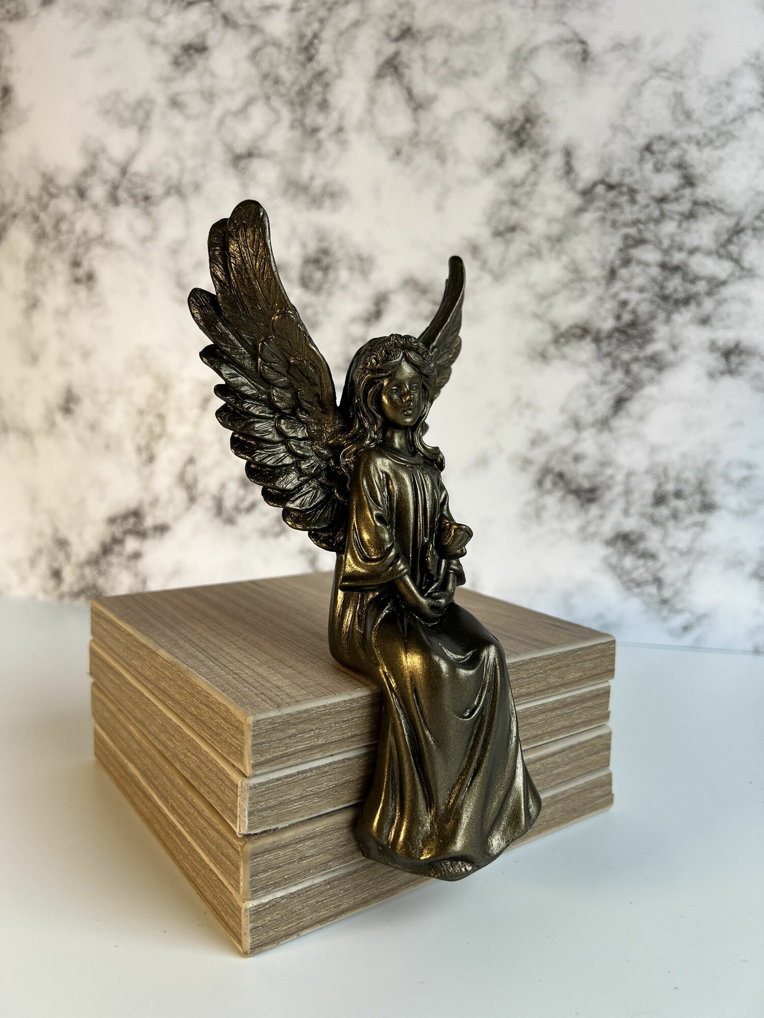 Ангел с розой на полку 18см. Гипс, цвет бронзовый.