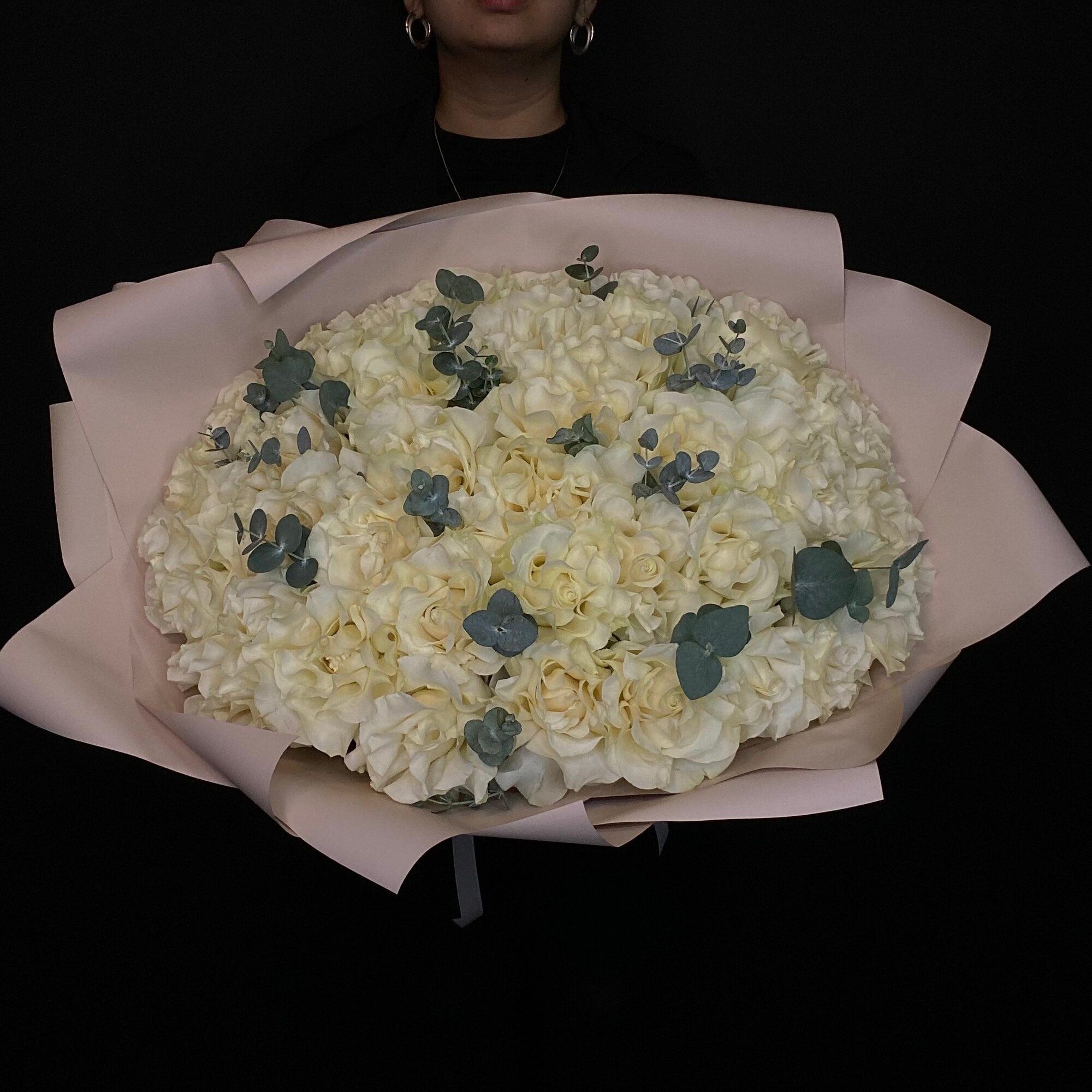 Белые розы (розы французские 31 шт, эвкалипт 10 шт.), высота букета 50 см