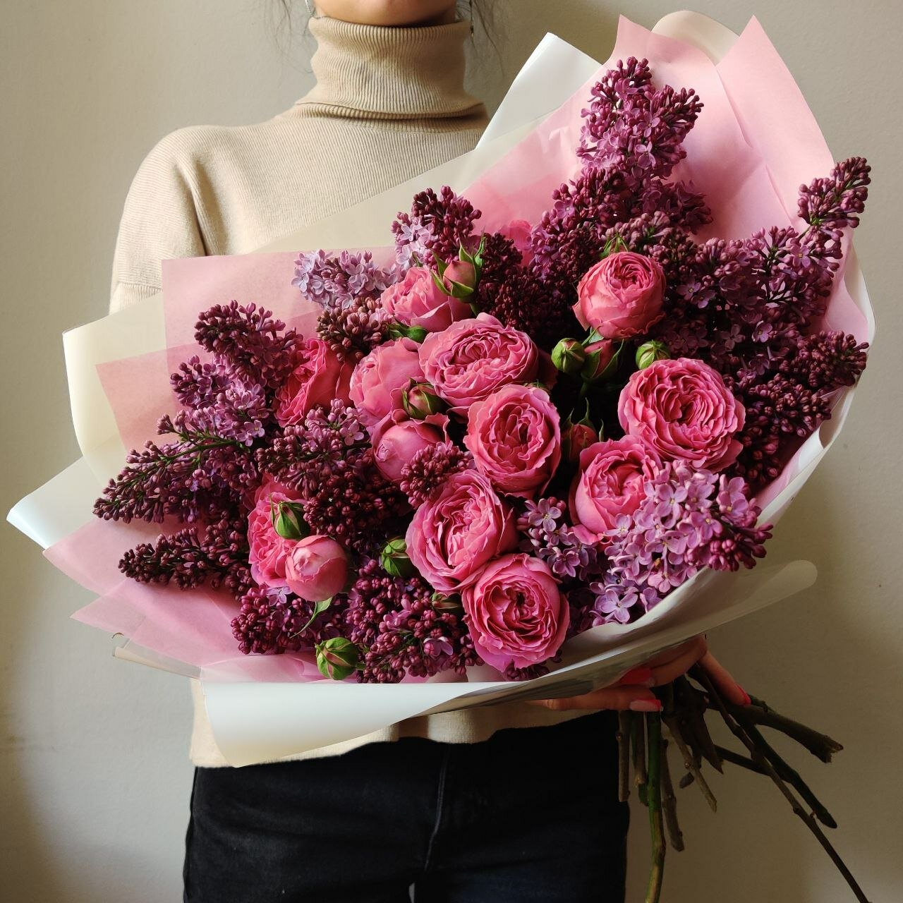 Букет из веточек сирени и кустовой пионовидной розы Мисти Баблс