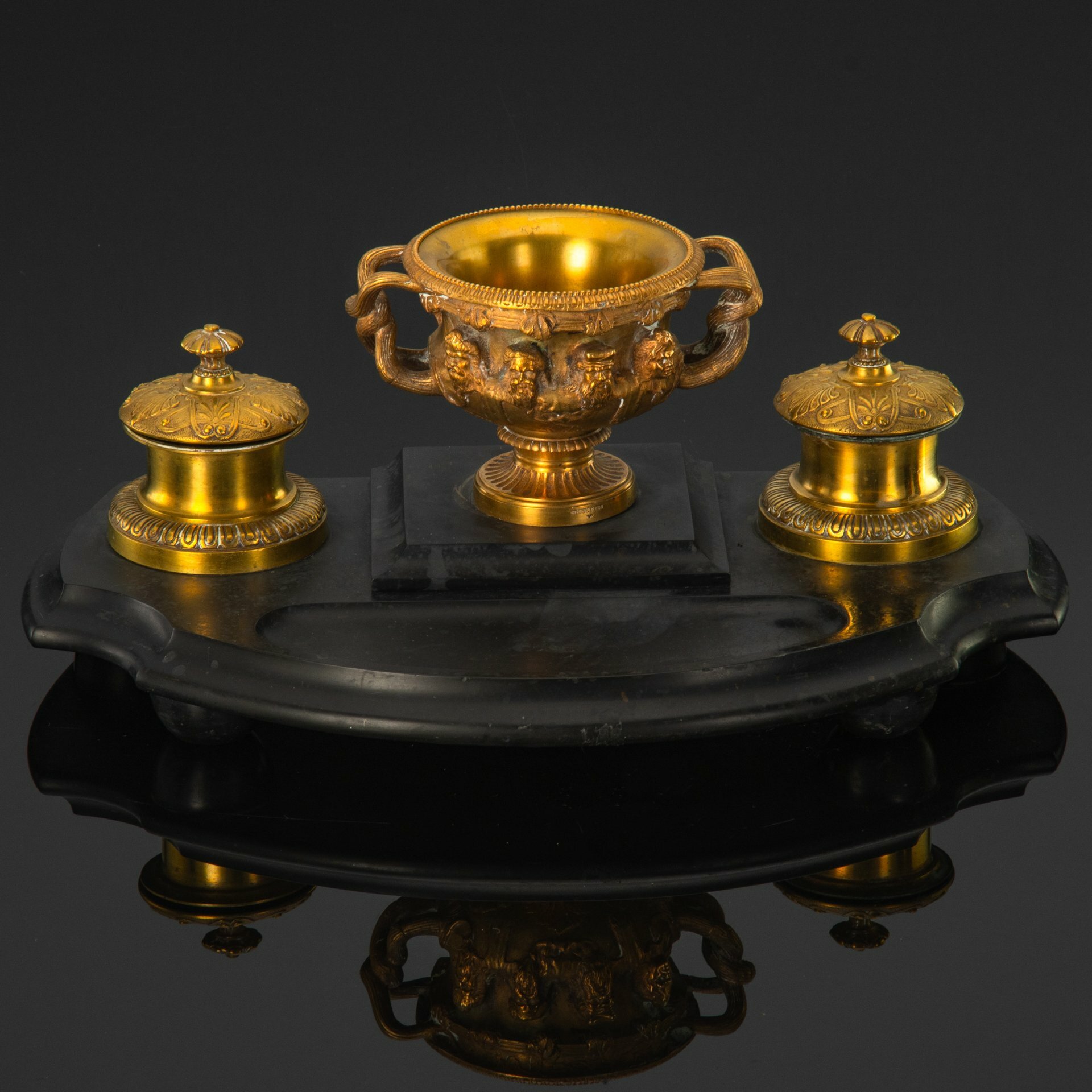 Прибор чернильный кабинетный (чернильница) с рельефным антропоморфным и растительным декором на мраморном постаменте