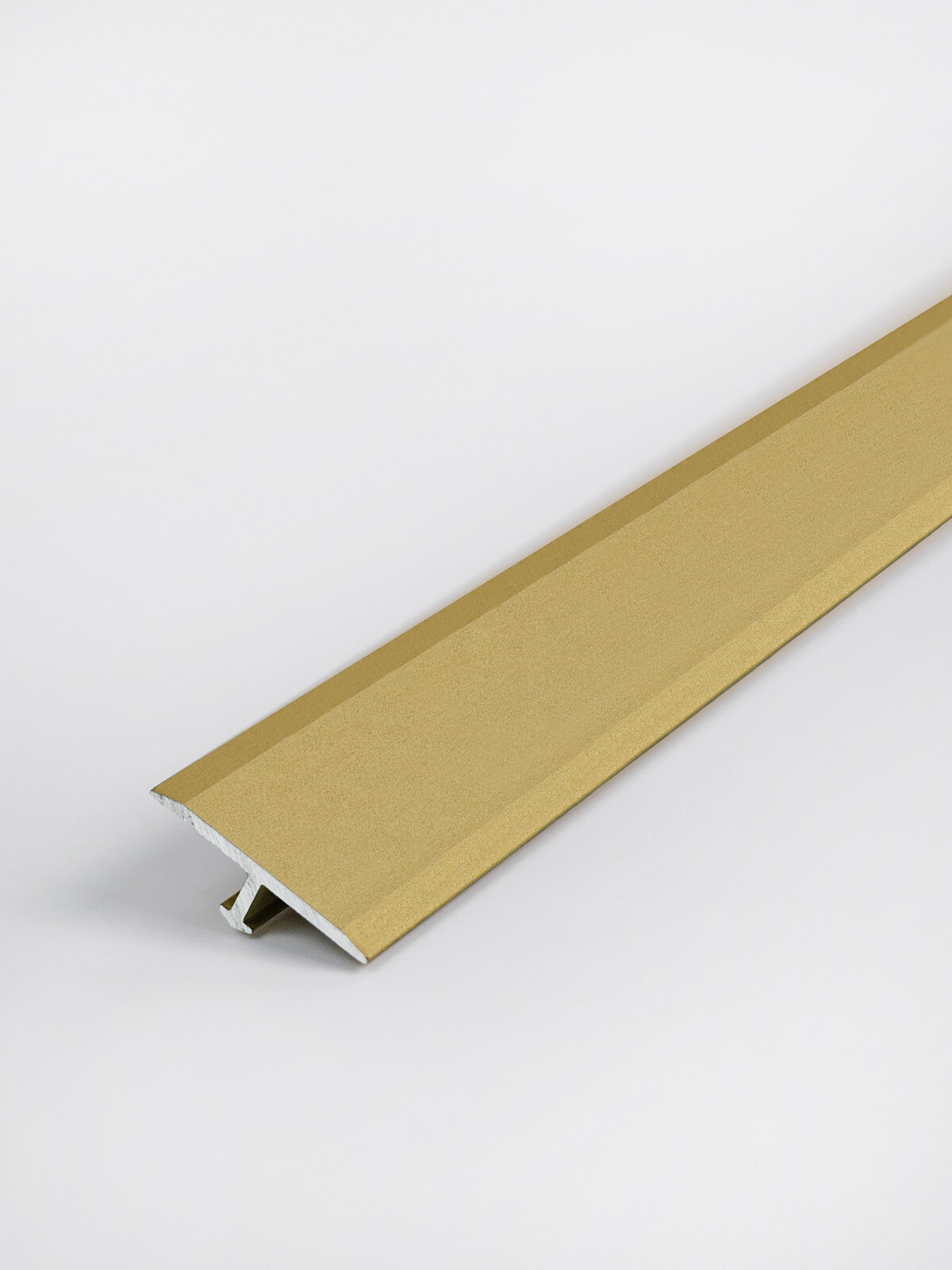 Порожек для напольного покрытия Т-образный 18 мм с укороченной ножкой, длина 0,9 м, Русский профиль алюминиевый, анод золото матовый