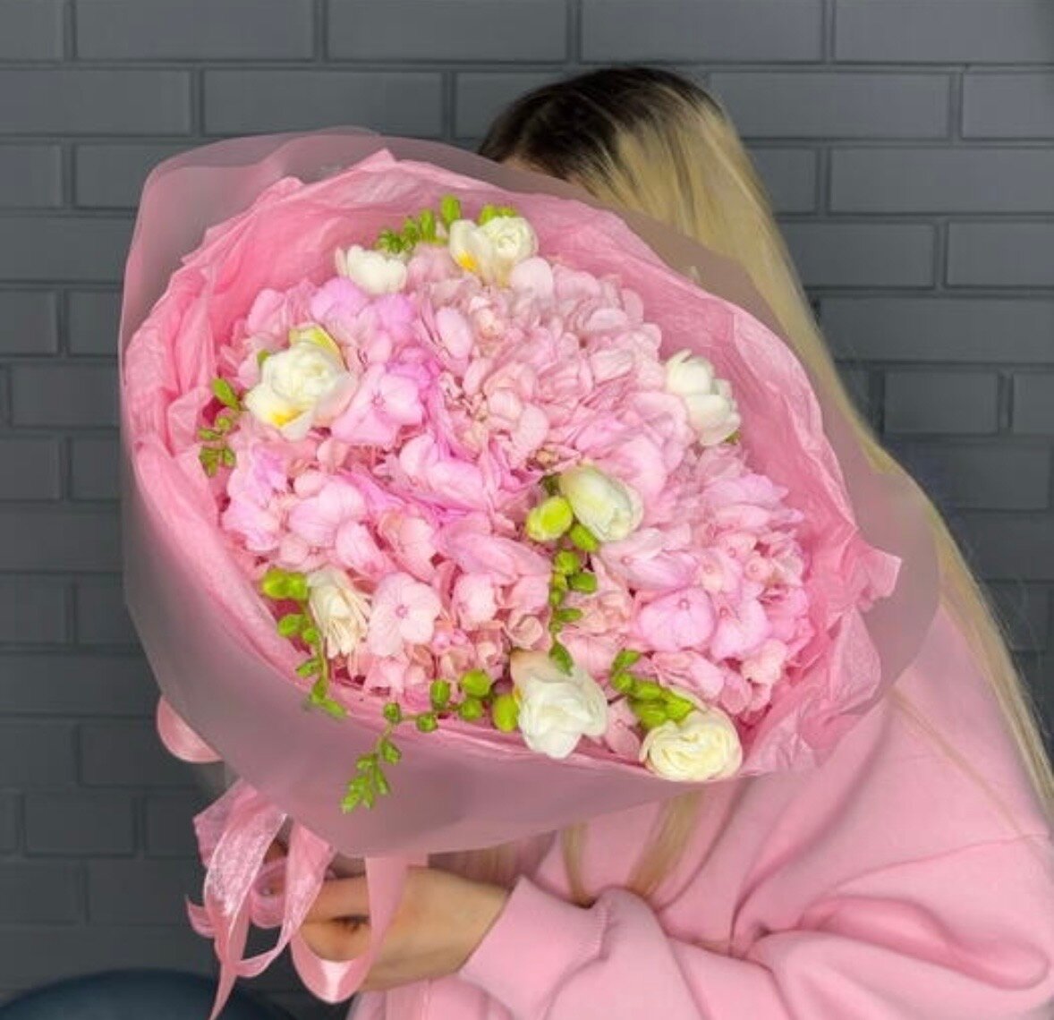 Милый миниатюрный букет пышные розовые гортензии и белая фрезия