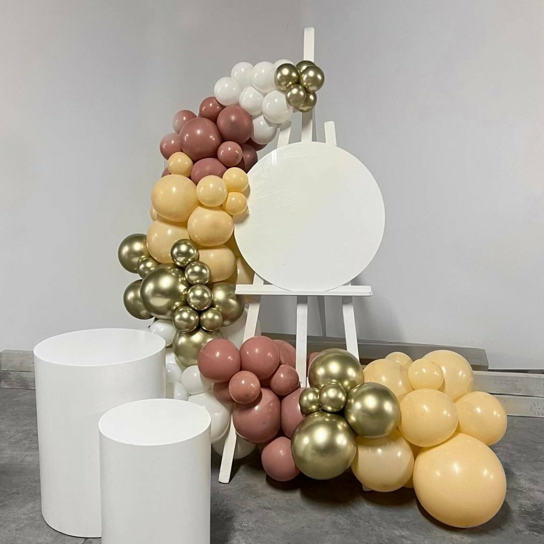 Фотозона с разнокалиберной гирляндой, мольбертом и баннером